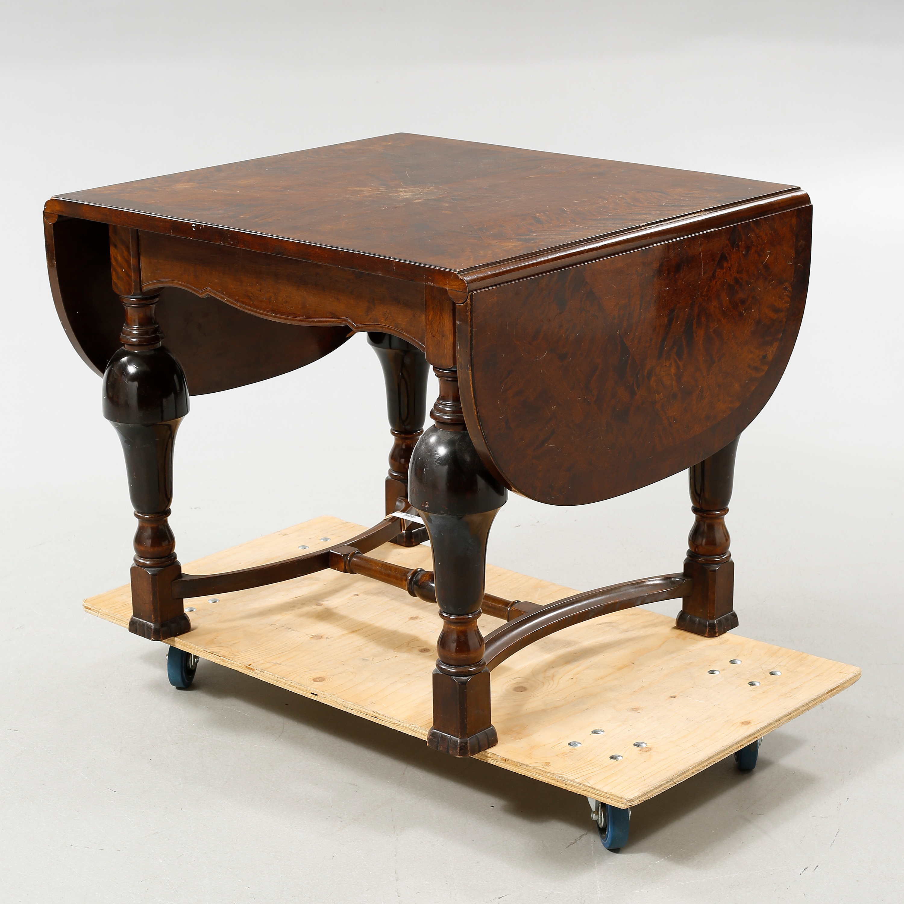 A table with flaps, first half of the 20th century. - Bukowskis