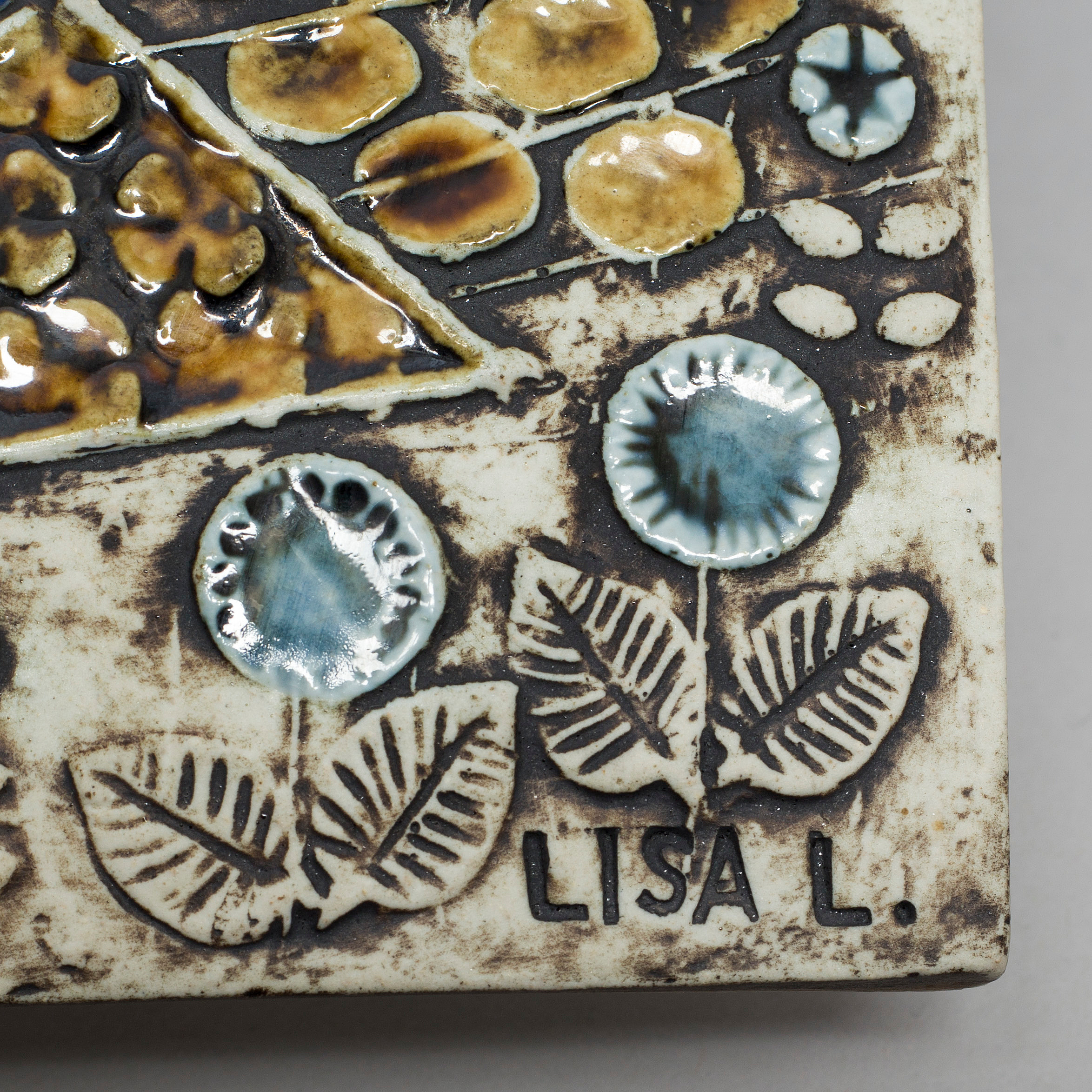 LISA LARSON, 2 väggplattor av stengods, ur serien "Unik", formgivna ...