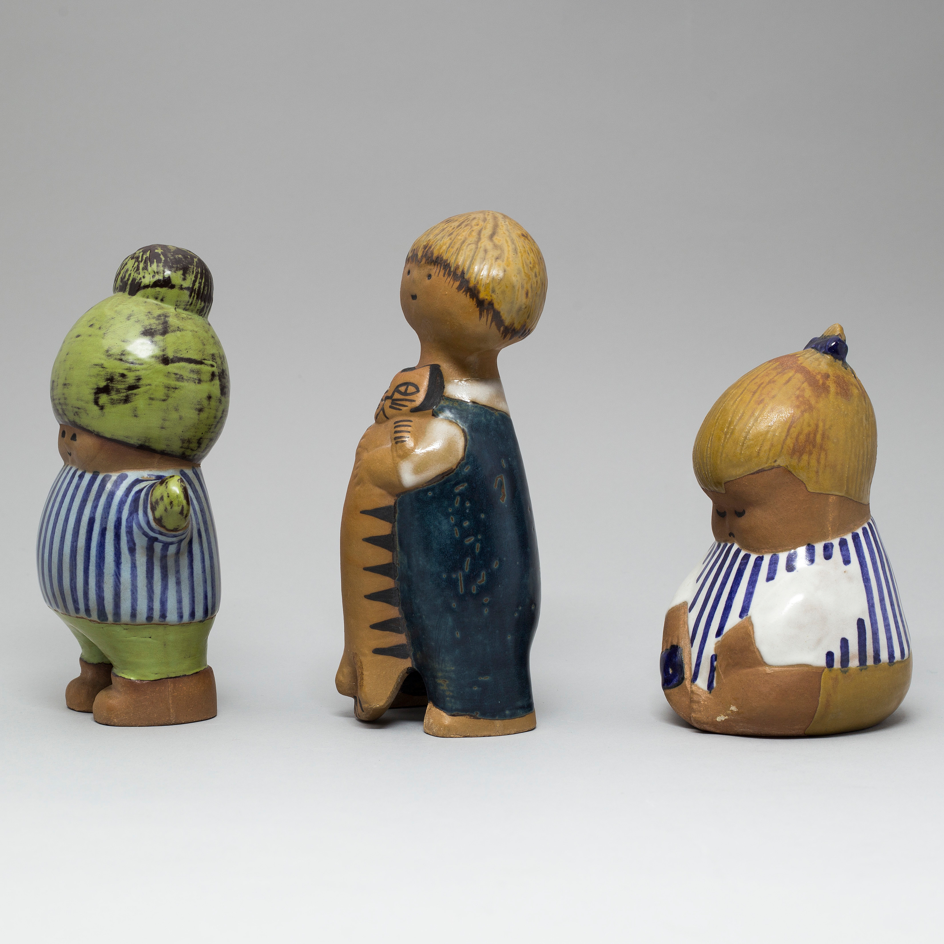 LISA LARSON, figuriner, 3 st, "Pelle", "Malin" och "Johanna", stengods, Gustavsberg. - Bukowskis