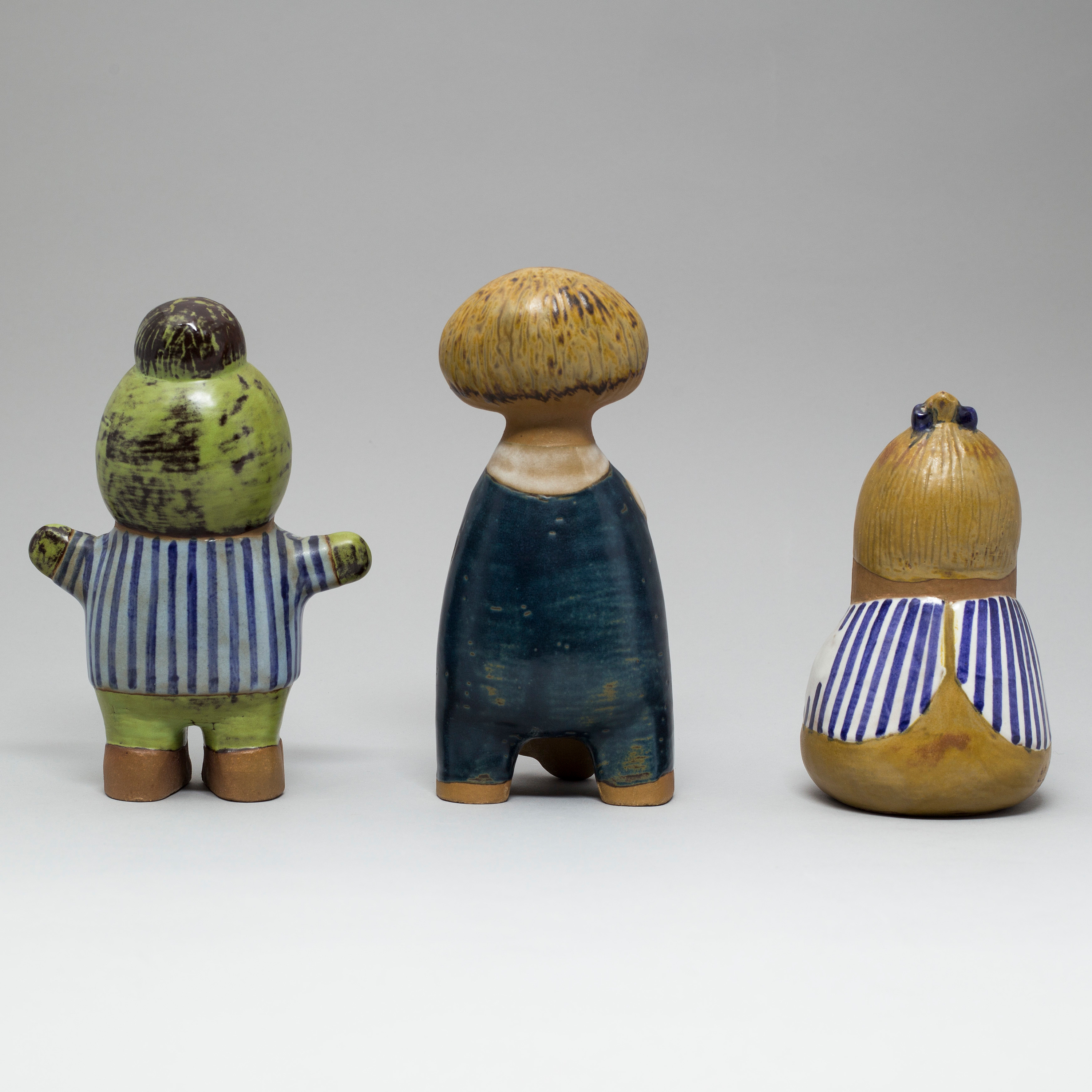 LISA LARSON, figuriner, 3 st, "Pelle", "Malin" och "Johanna", stengods, Gustavsberg. - Bukowskis