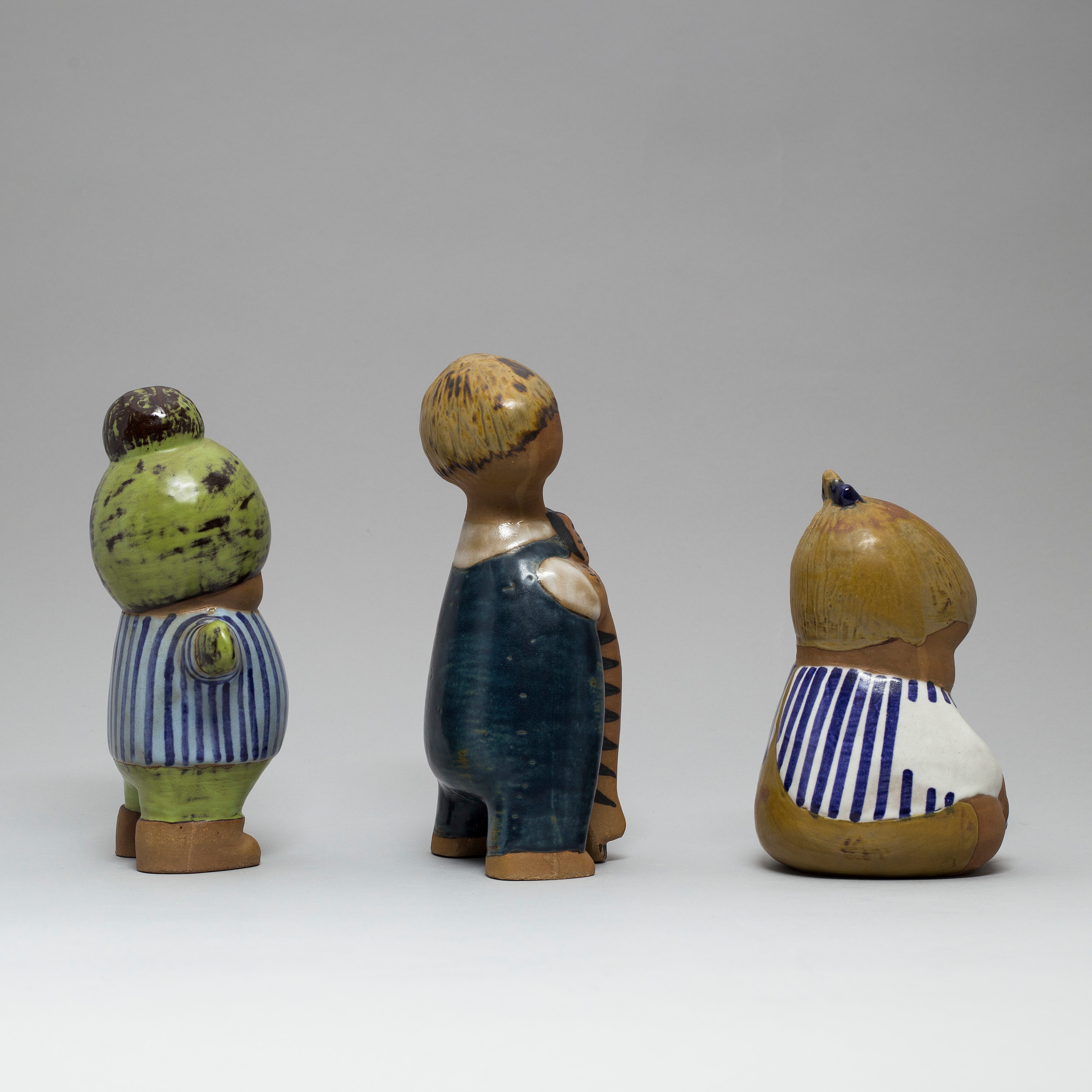 LISA LARSON, figuriner, 3 st, "Pelle", "Malin" och "Johanna", stengods, Gustavsberg. - Bukowskis