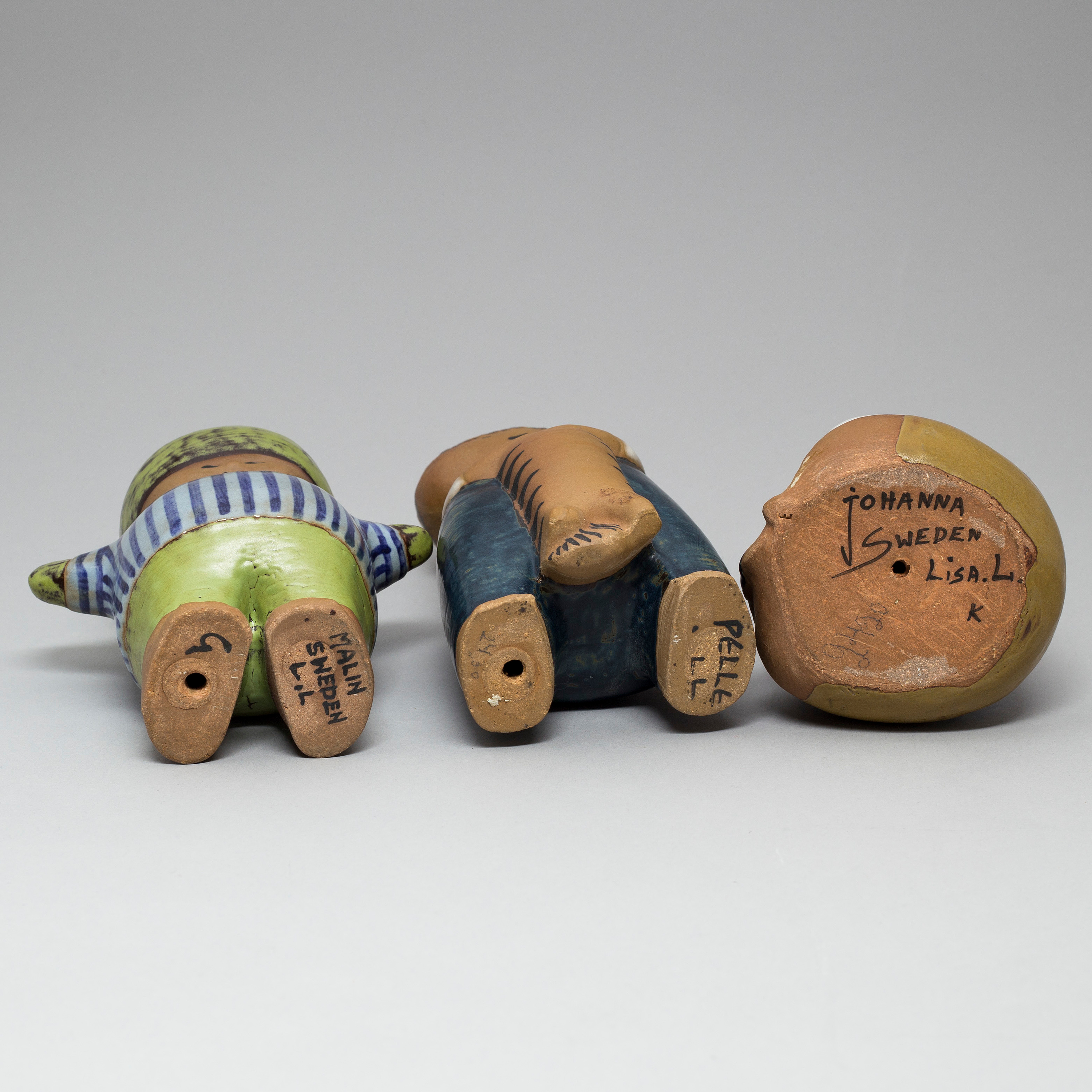 LISA LARSON, figuriner, 3 st, "Pelle", "Malin" och "Johanna", stengods, Gustavsberg. - Bukowskis