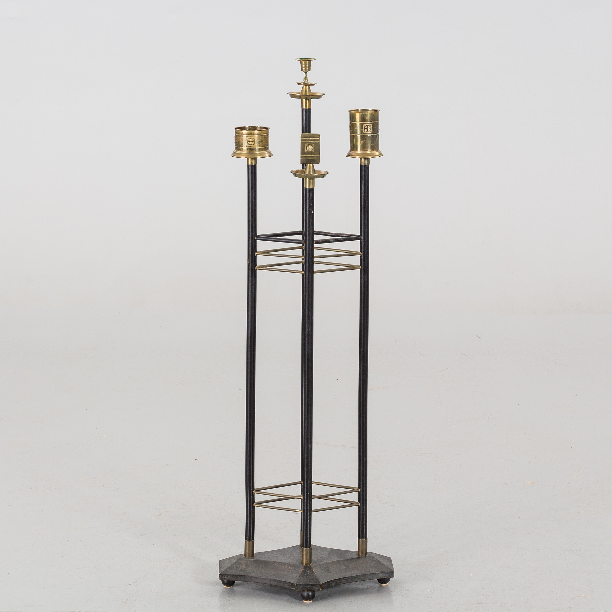 A ART NOUVEAU SMOKE STAND, wood and brass. - Bukowskis