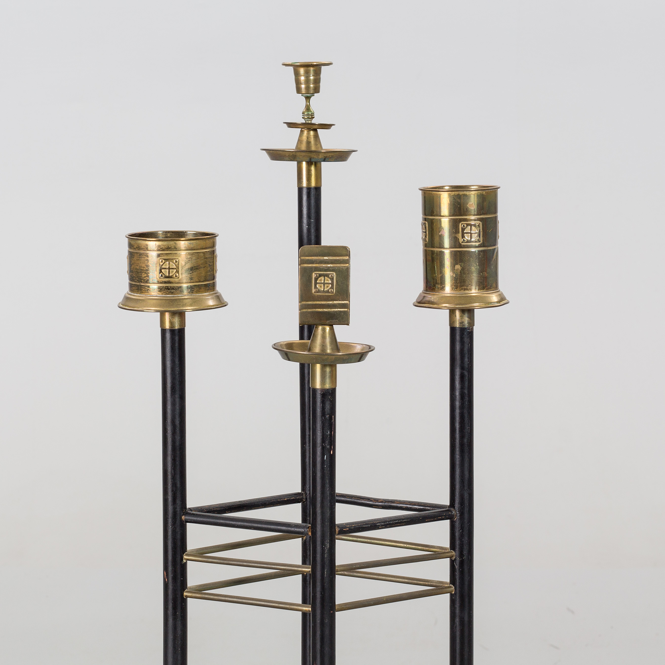 A ART NOUVEAU SMOKE STAND, wood and brass. - Bukowskis