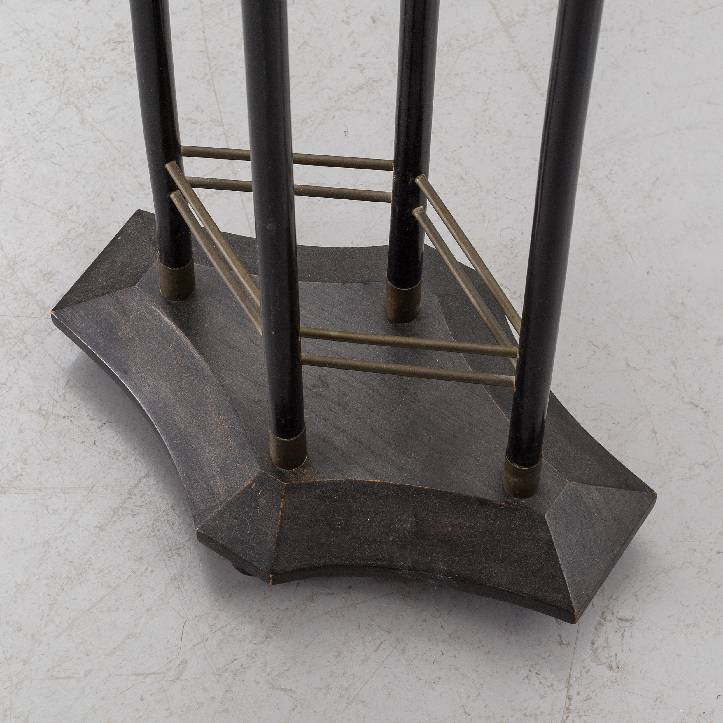 A ART NOUVEAU SMOKE STAND, wood and brass. - Bukowskis