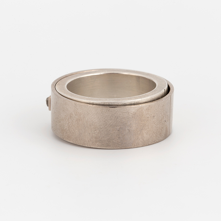 A silver ring by Helena Edman set with a rough diamond. - Bukowskis