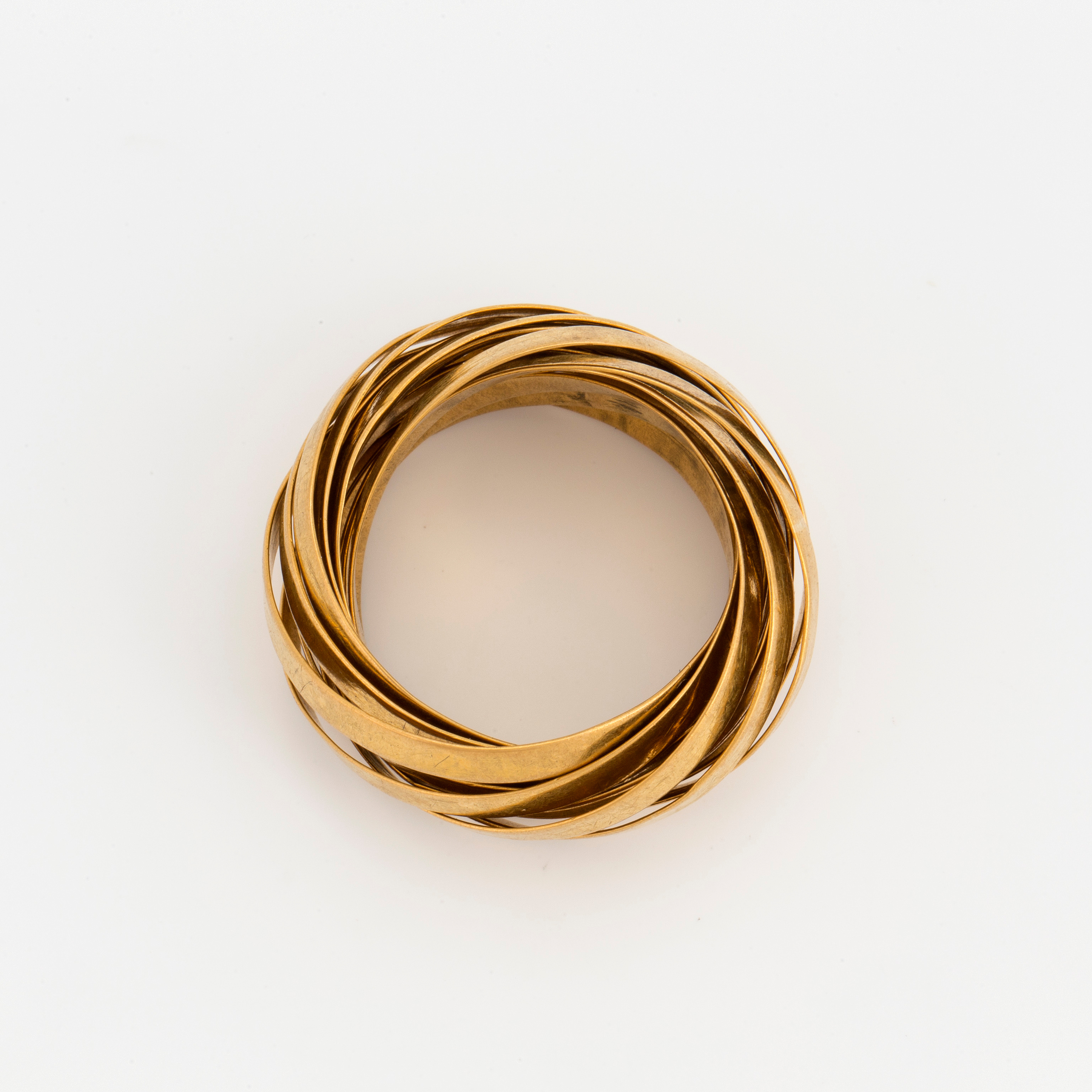 A ring of multiple interlocking rings. - Bukowskis