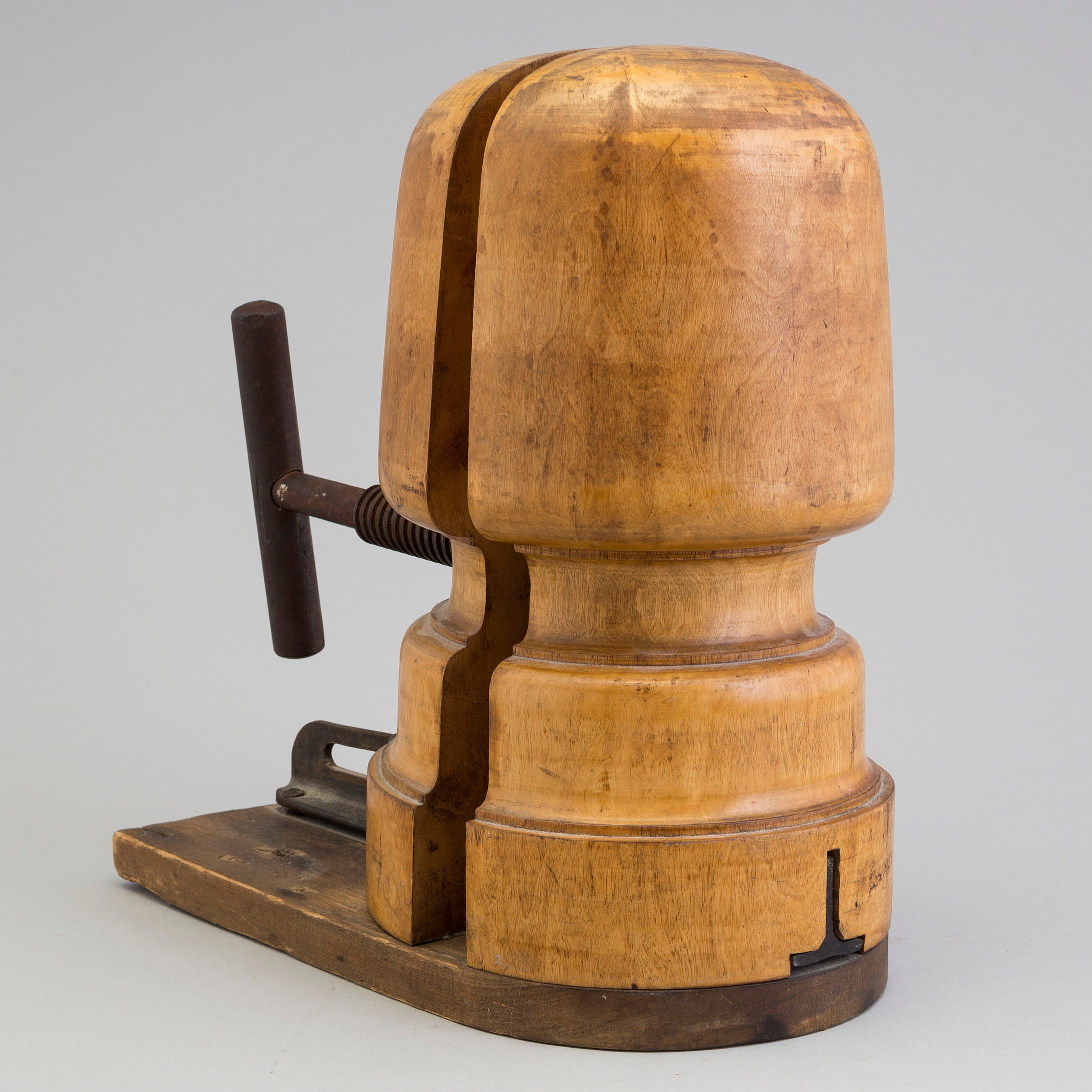 An early 20th century wooden hat size adjuster. - Bukowskis
