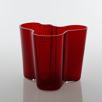 A 20th century "Savoy" vase, designed by Alvar Aalto for Iittala ...