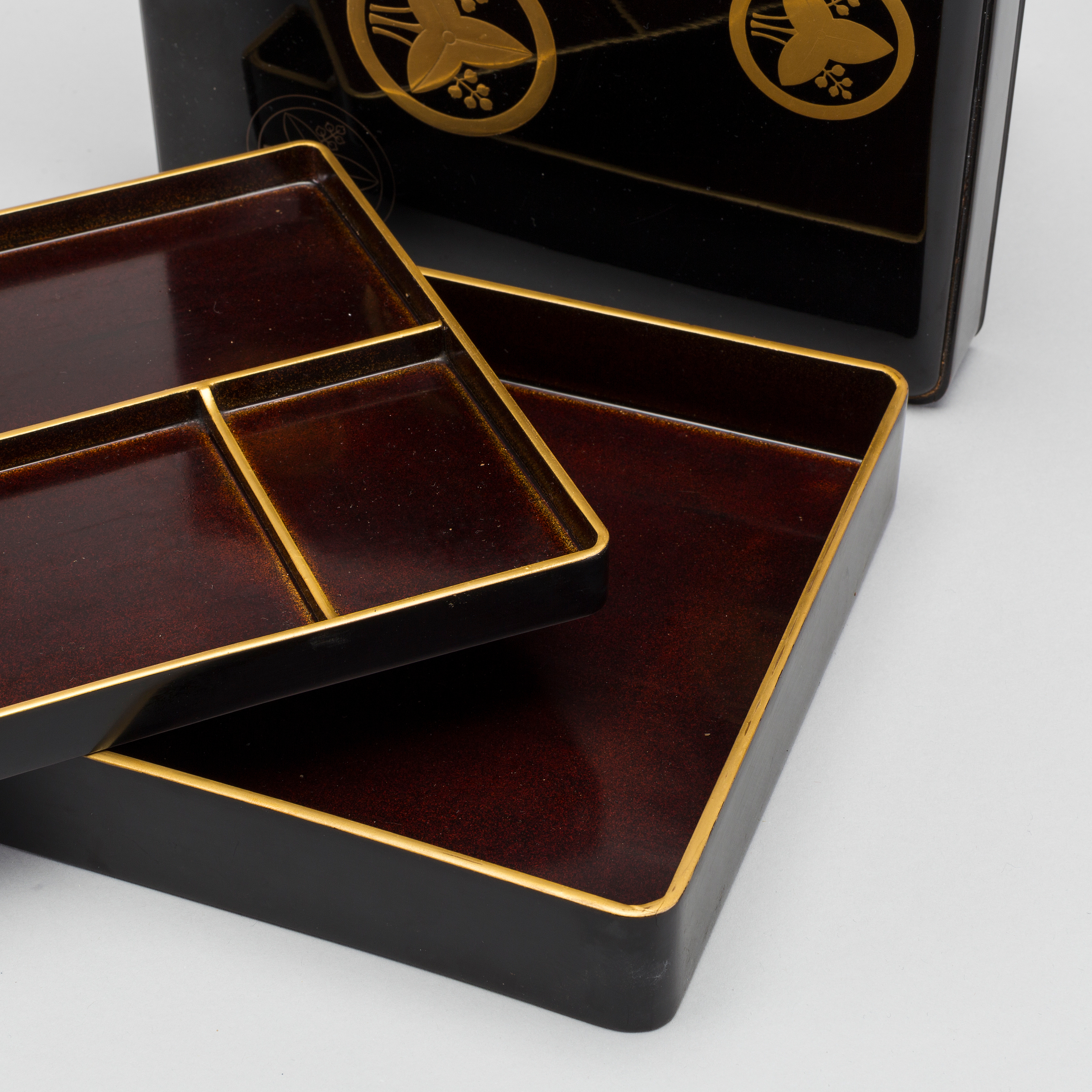 A JAPANESE LACQUERED WRITING BOX, Meiji (1868-1912). - Bukowskis