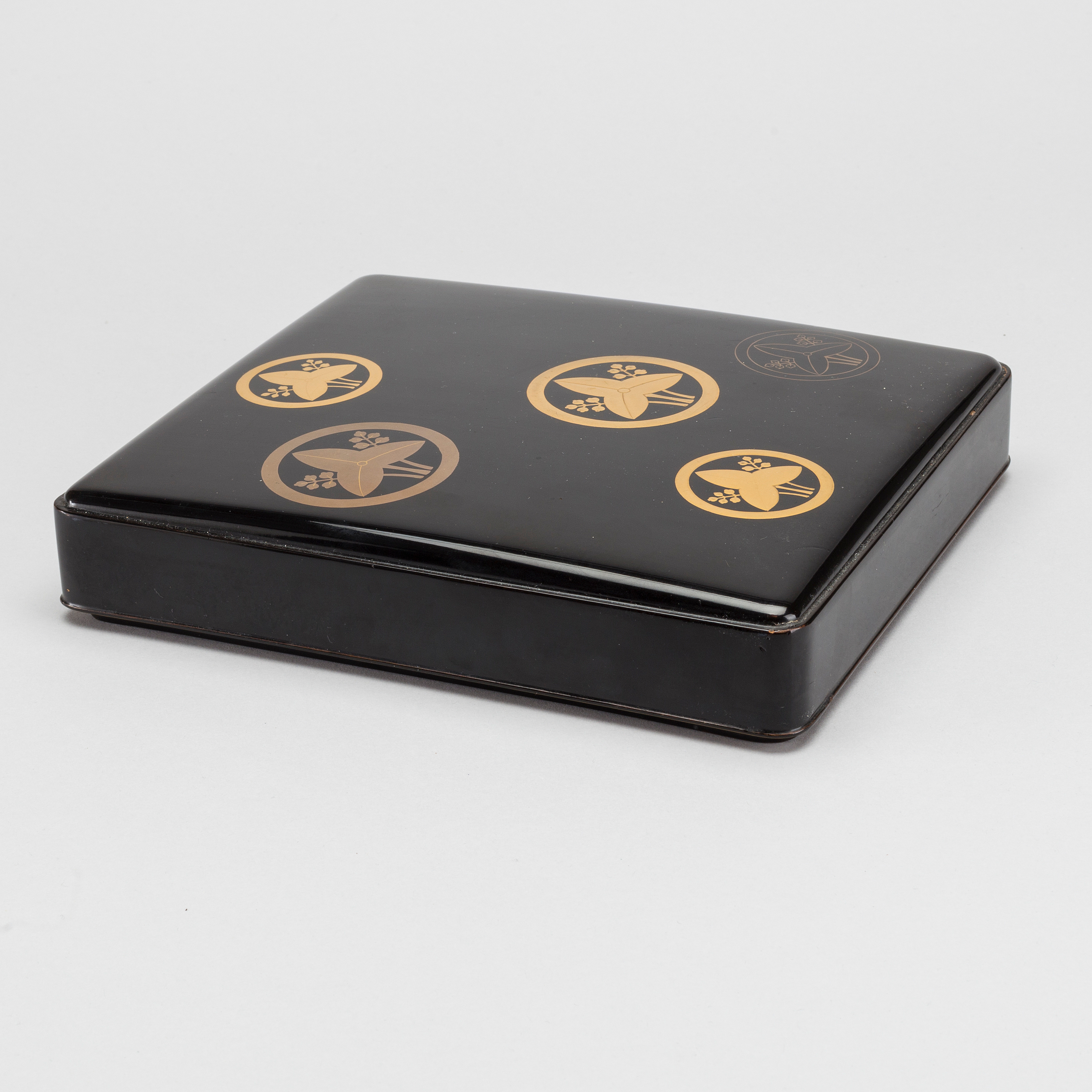 A JAPANESE LACQUERED WRITING BOX, Meiji (1868-1912). - Bukowskis