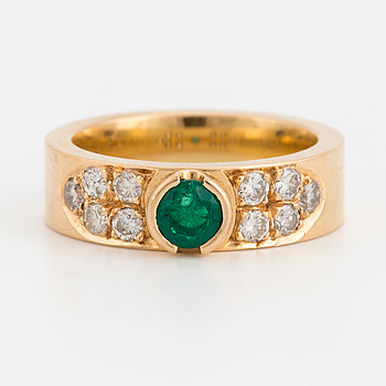 RING med fasettslipad smaragd och briljantslipade diamanter. - Bukowskis