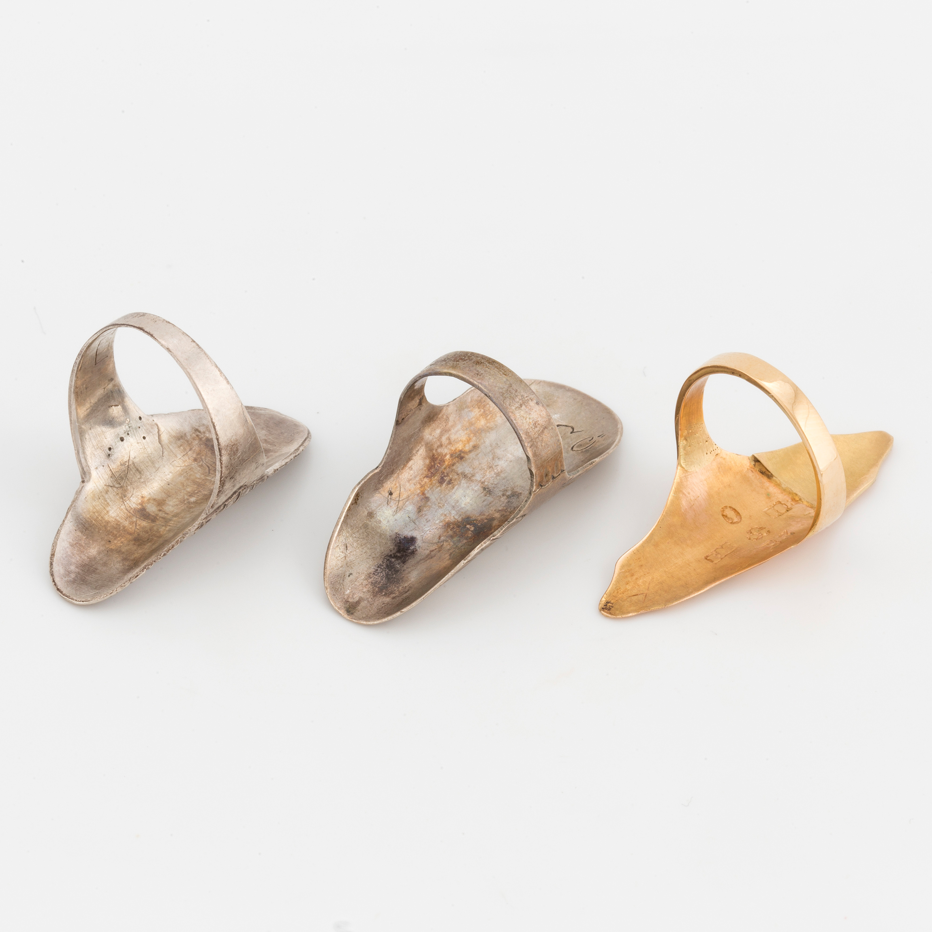 Three sewing rings. - Bukowskis