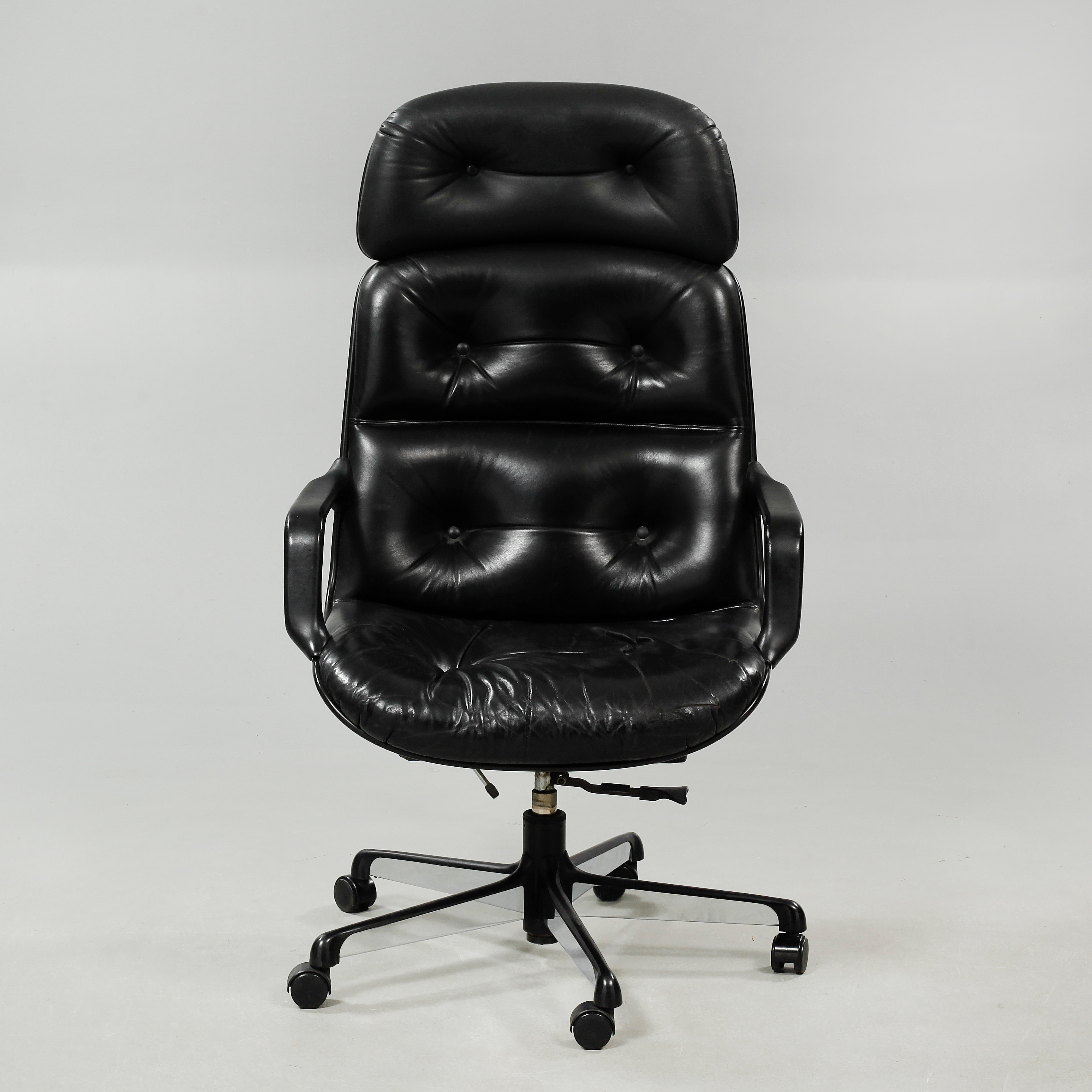 A 1980s office chair, labeled "Comforto". - Bukowskis