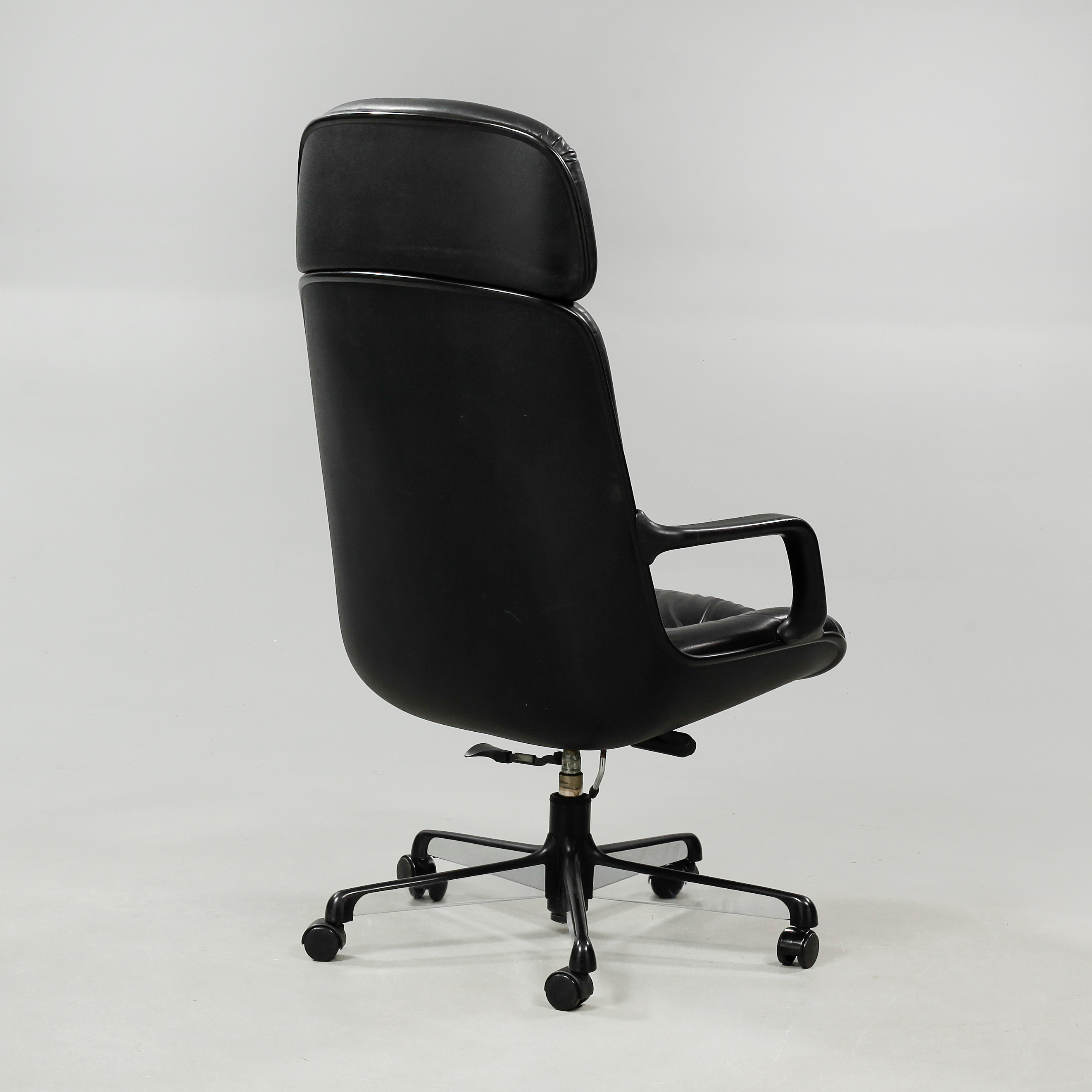 A 1980s office chair, labeled "Comforto". - Bukowskis