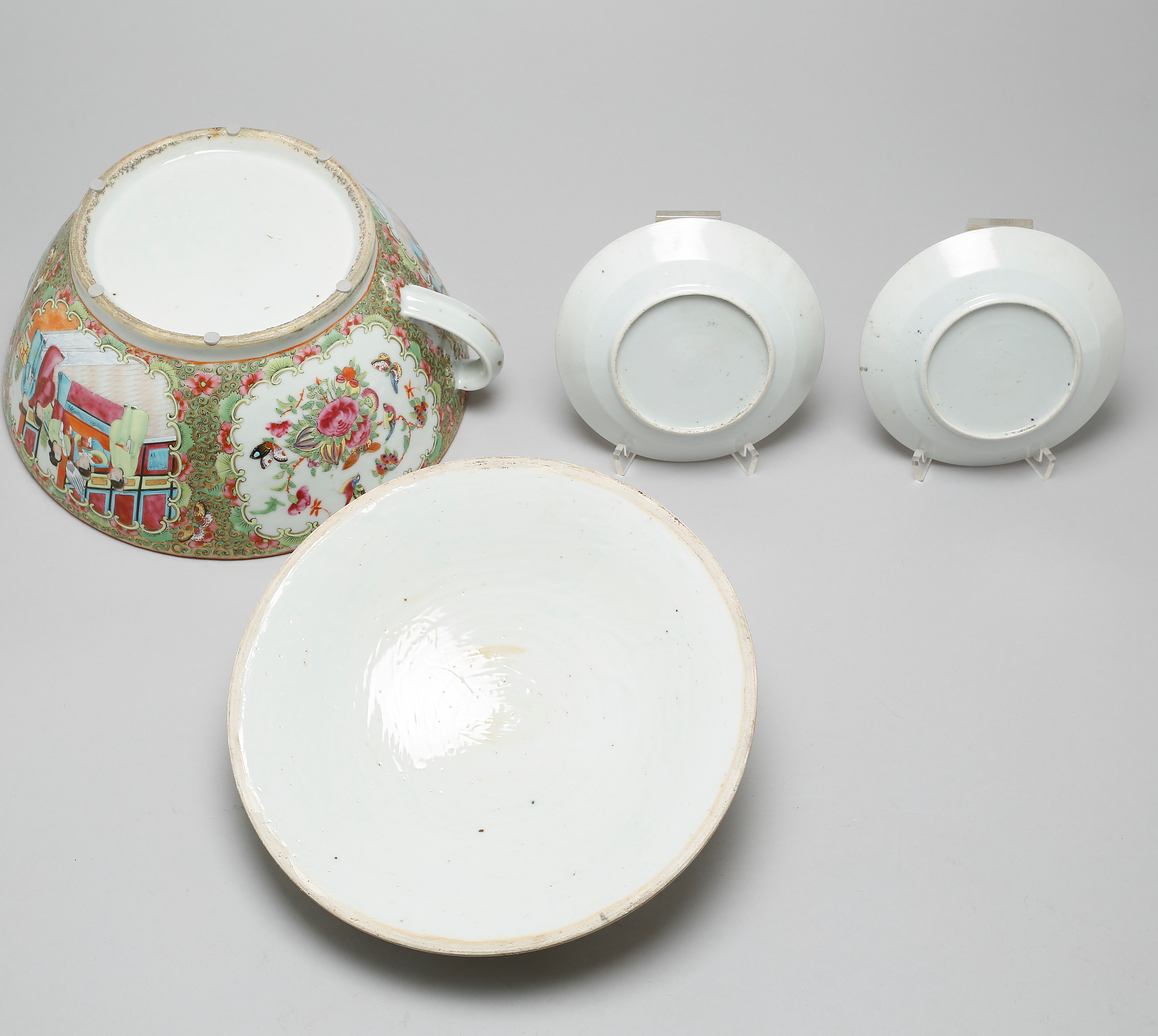 A porcelain potty and two small plates from China, late 19th century ...