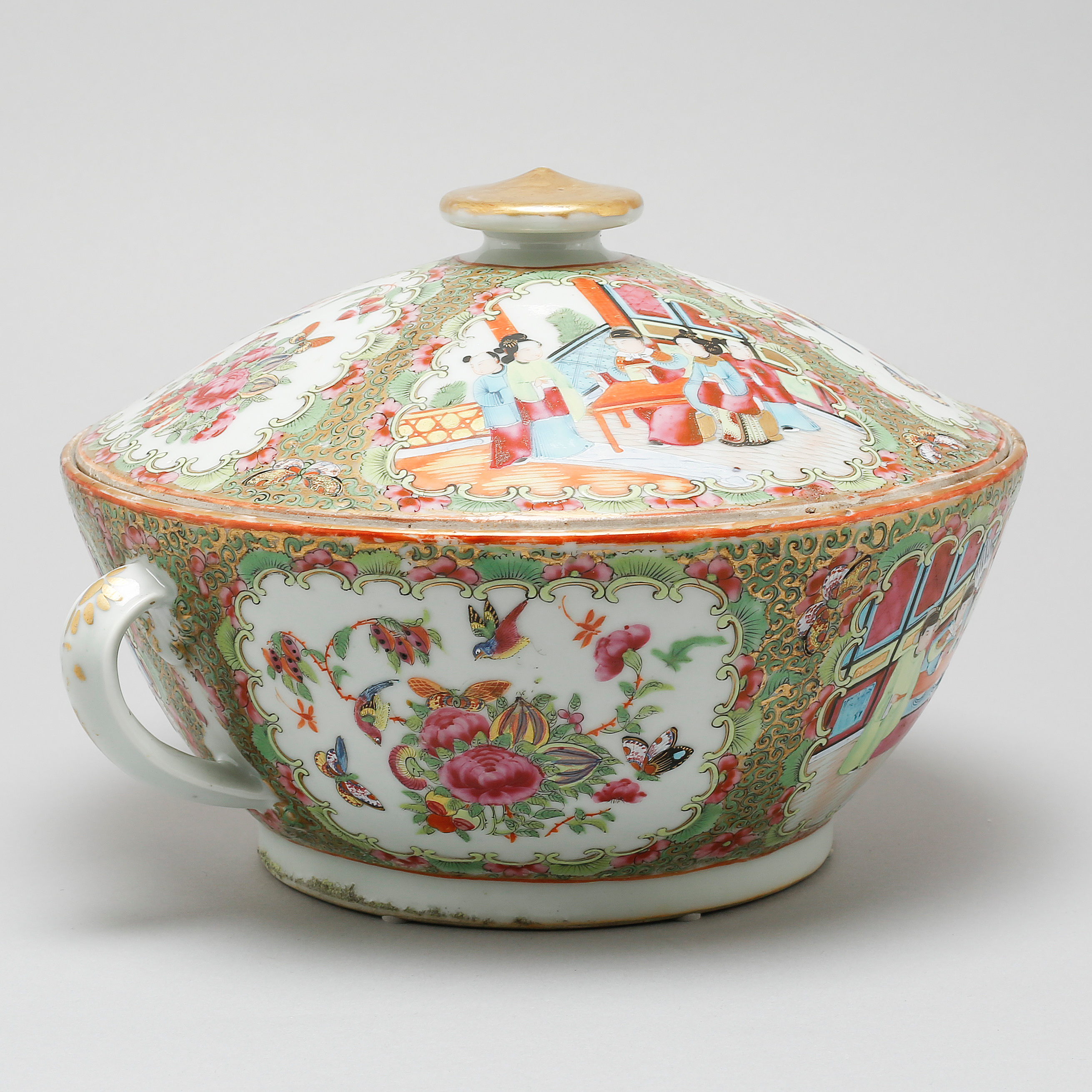 A porcelain potty and two small plates from China, late 19th century ...