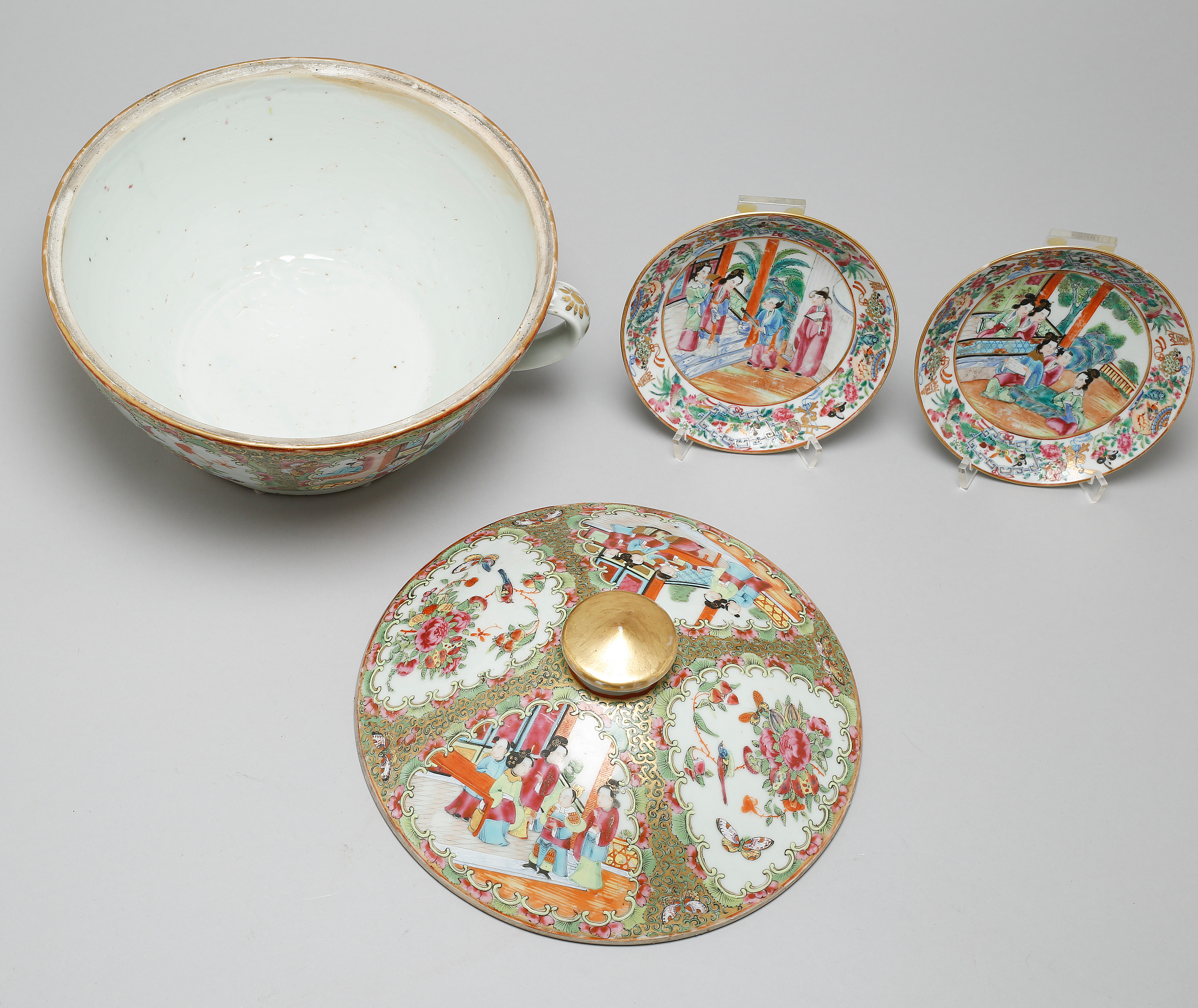 A porcelain potty and two small plates from China, late 19th century ...