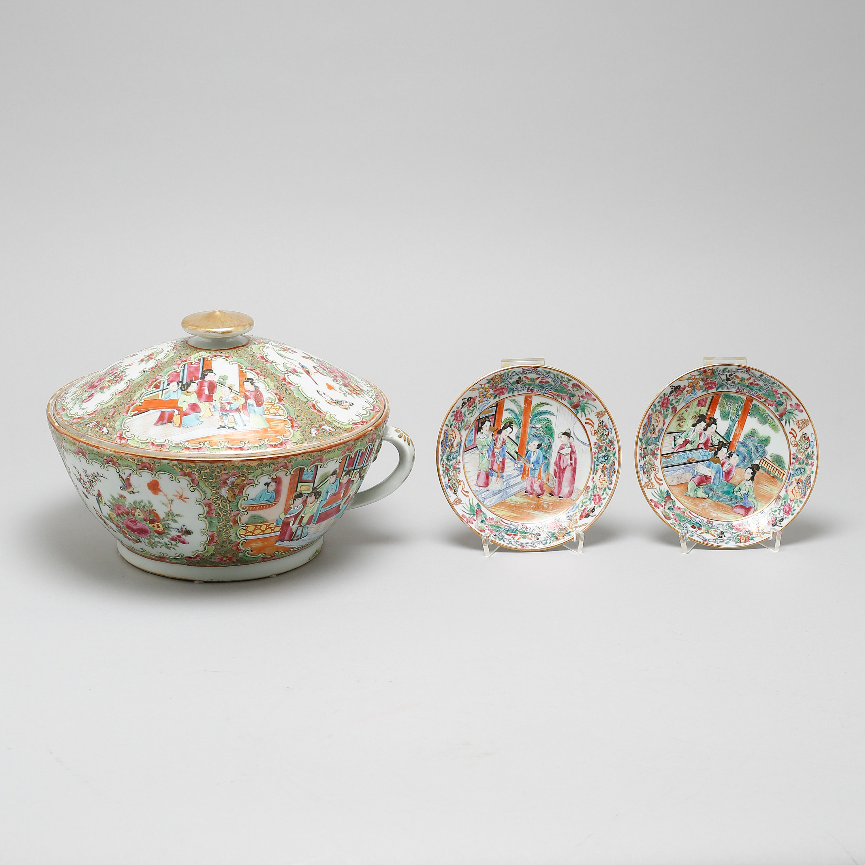A porcelain potty and two small plates from China, late 19th century ...