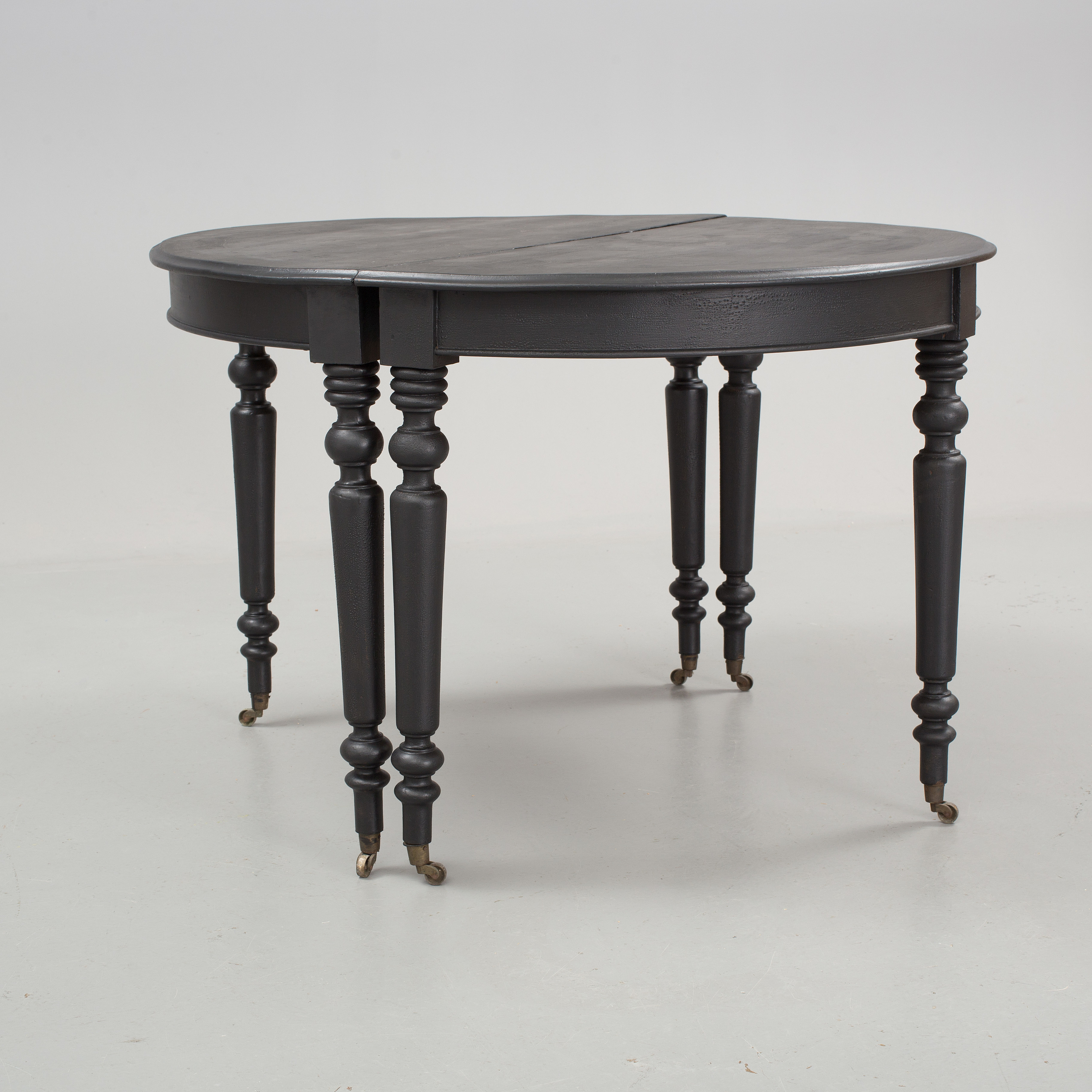 A mid 19th century dining table. - Bukowskis