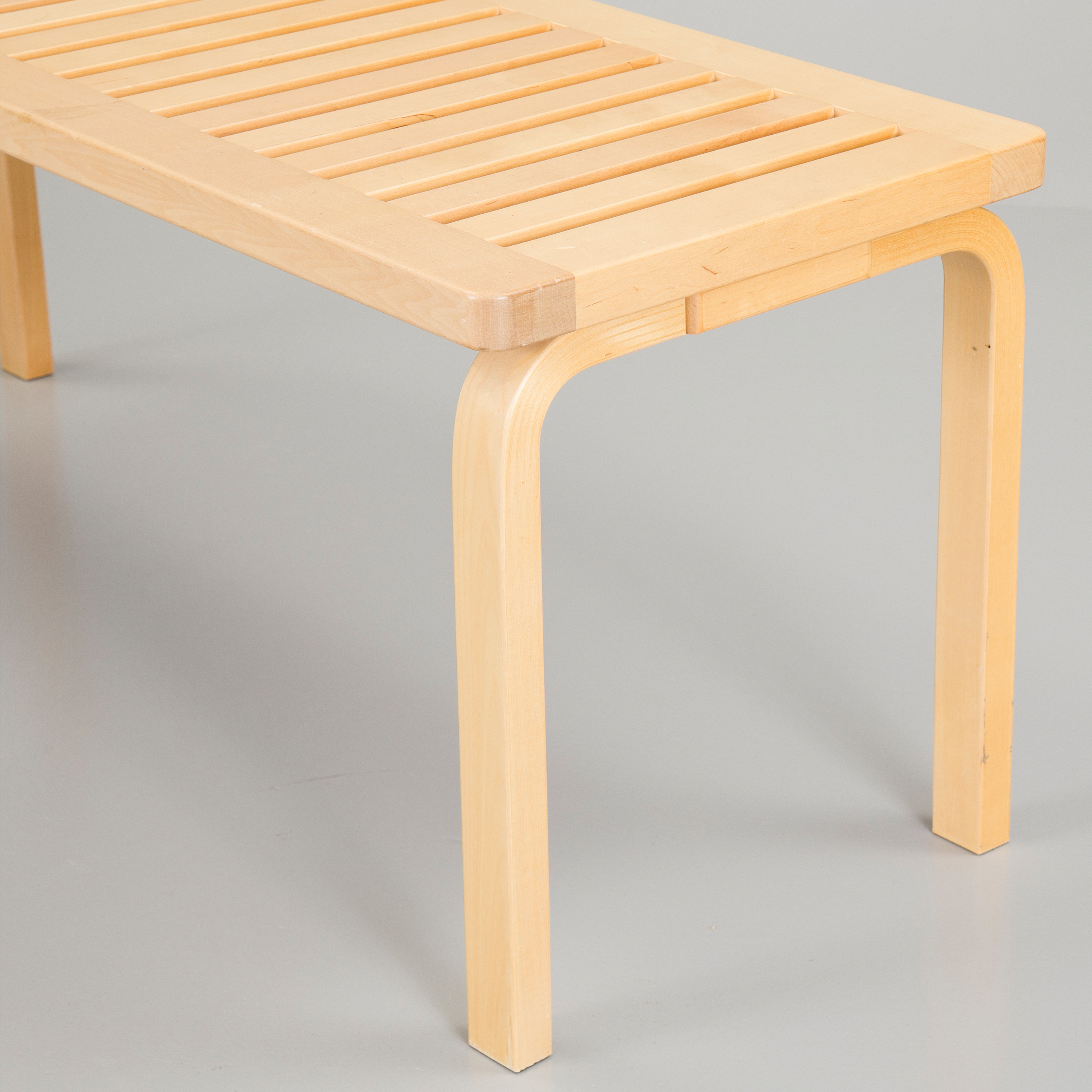 A '153A' bench by Alvar Aalto, Artek. - Bukowskis