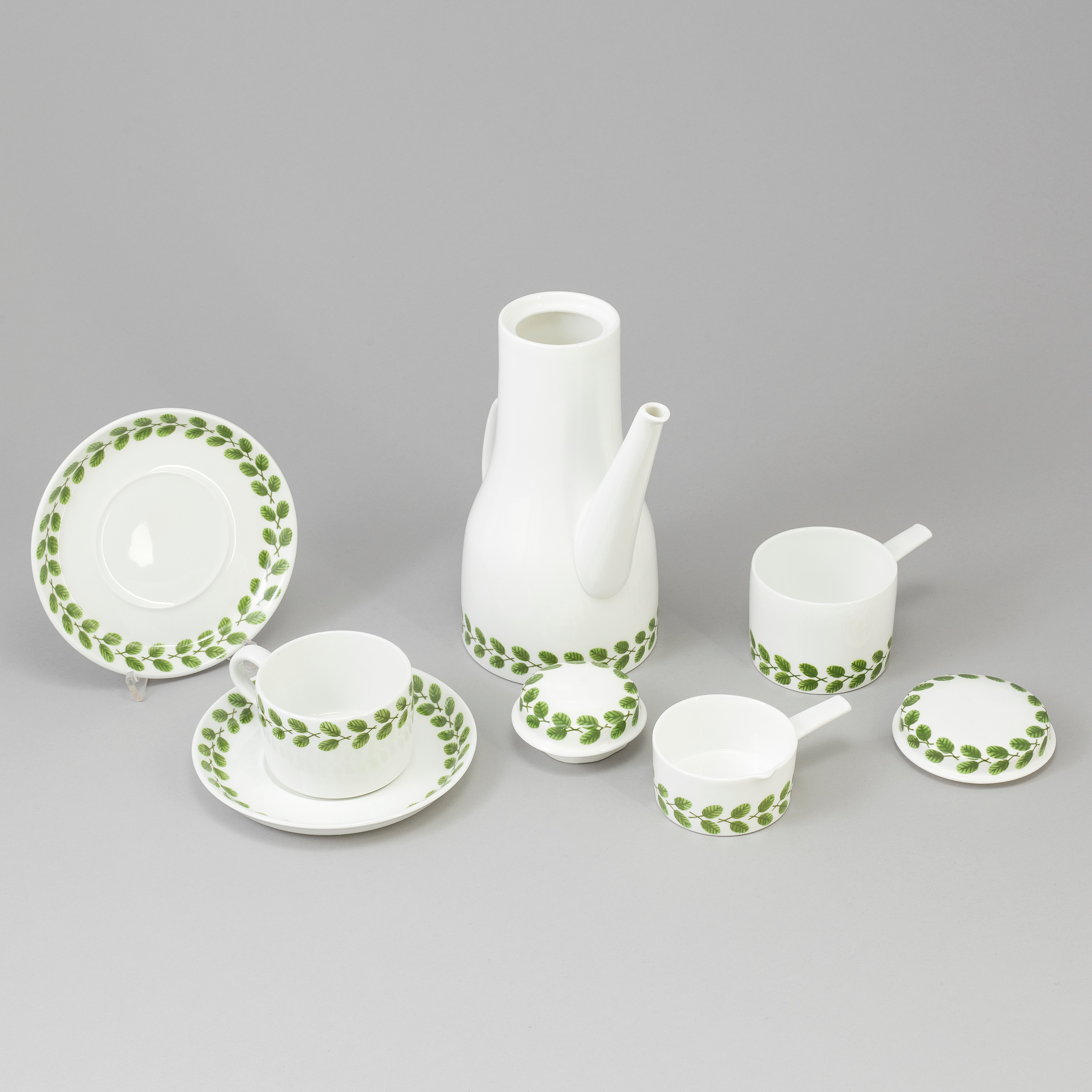 A 21 piece Stig Lindberg porcelain tea service "Festong" from ...