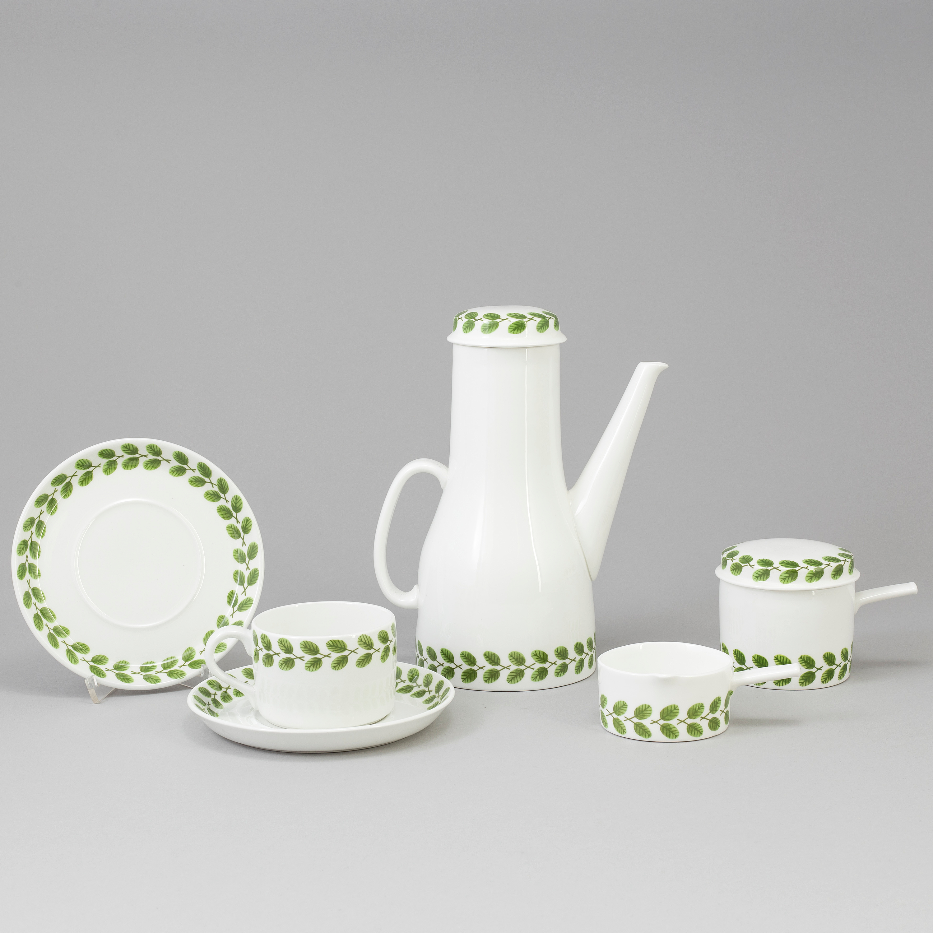 A 21 piece Stig Lindberg porcelain tea service "Festong" from ...