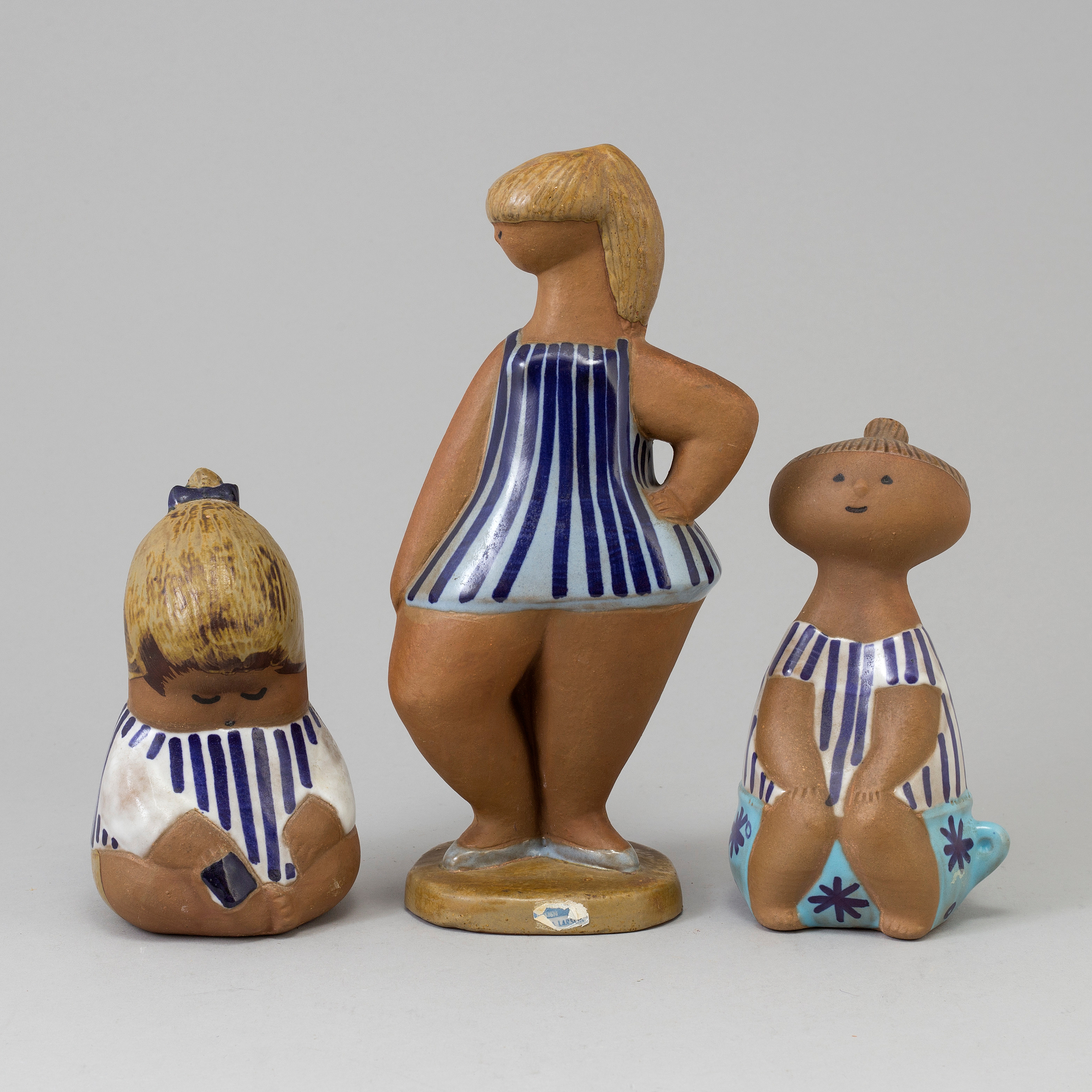 Three Lisa Larson stoneware figurines from the series 'Larsons ungar', Gustavsberg. - Bukowskis