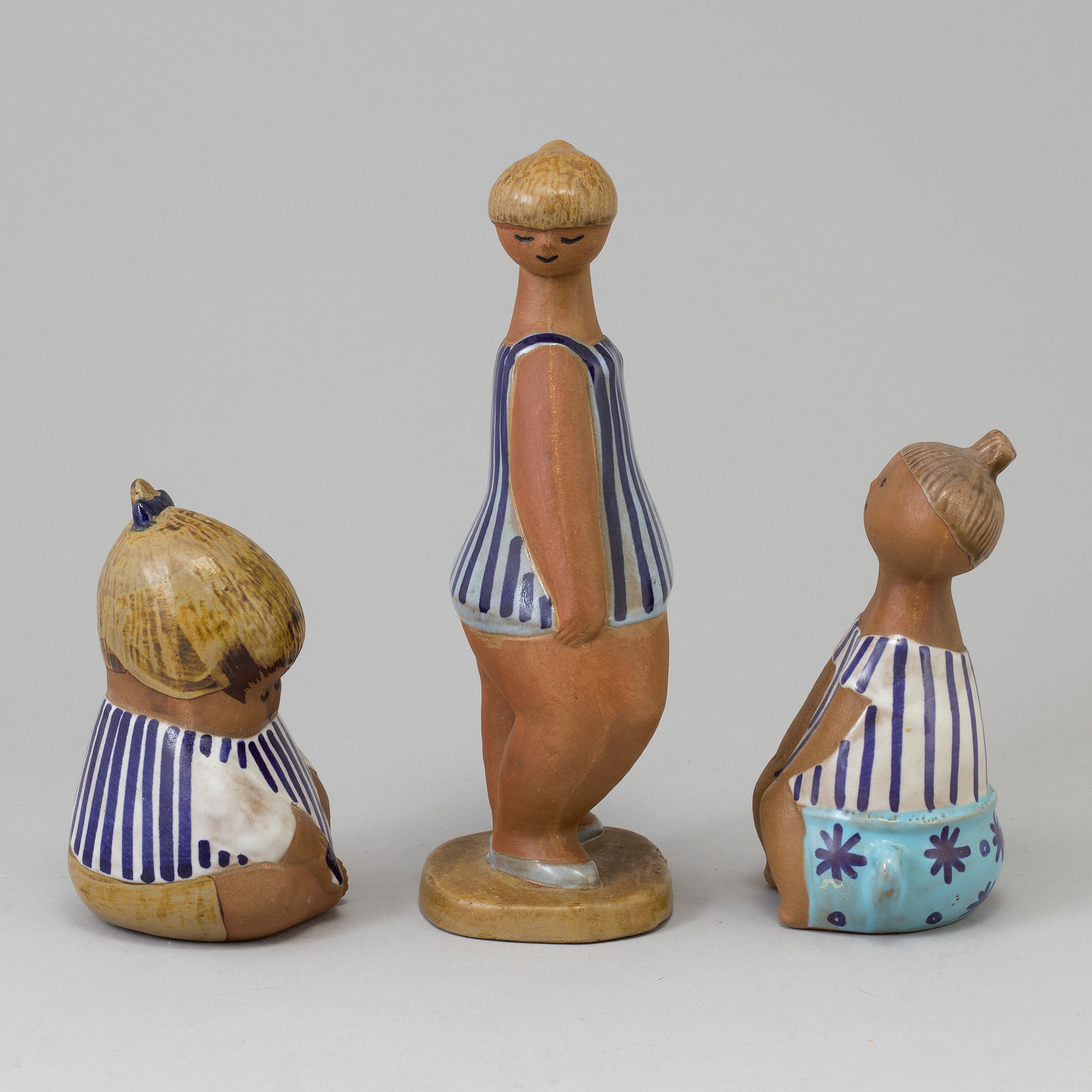 Three Lisa Larson stoneware figurines from the series 'Larsons ungar', Gustavsberg. - Bukowskis