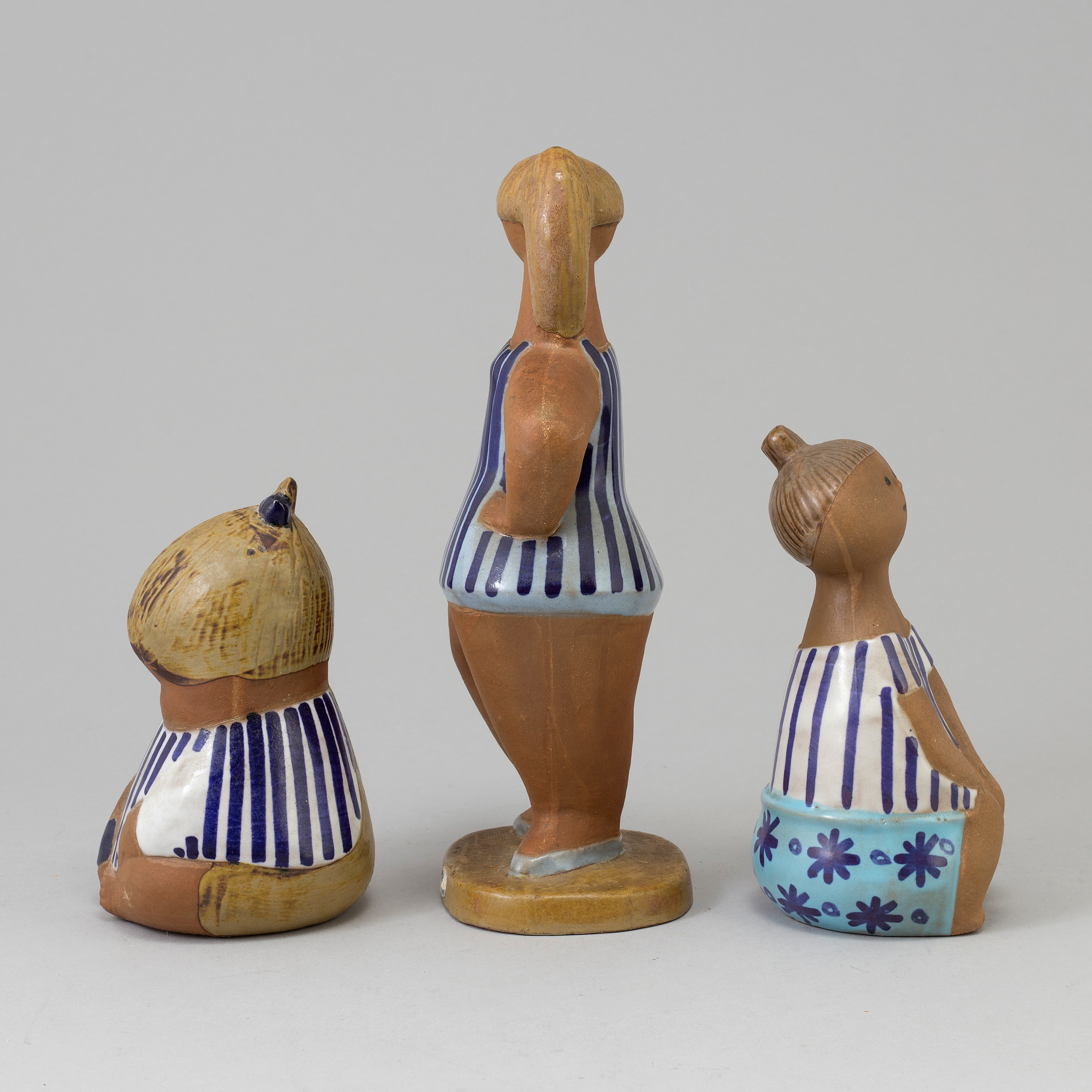 Three Lisa Larson stoneware figurines from the series 'Larsons ungar', Gustavsberg. - Bukowskis