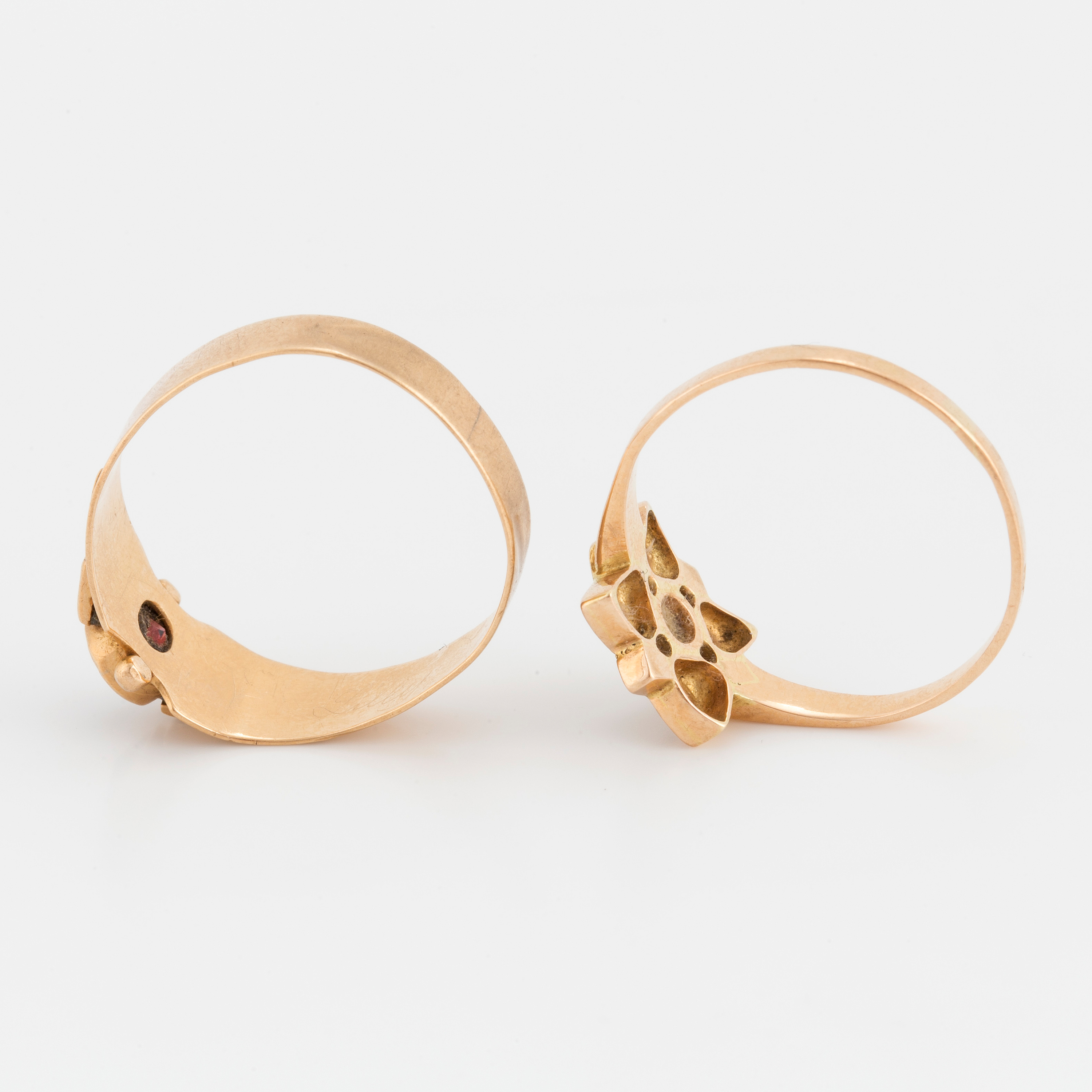 Two 18K gold rings. - Bukowskis