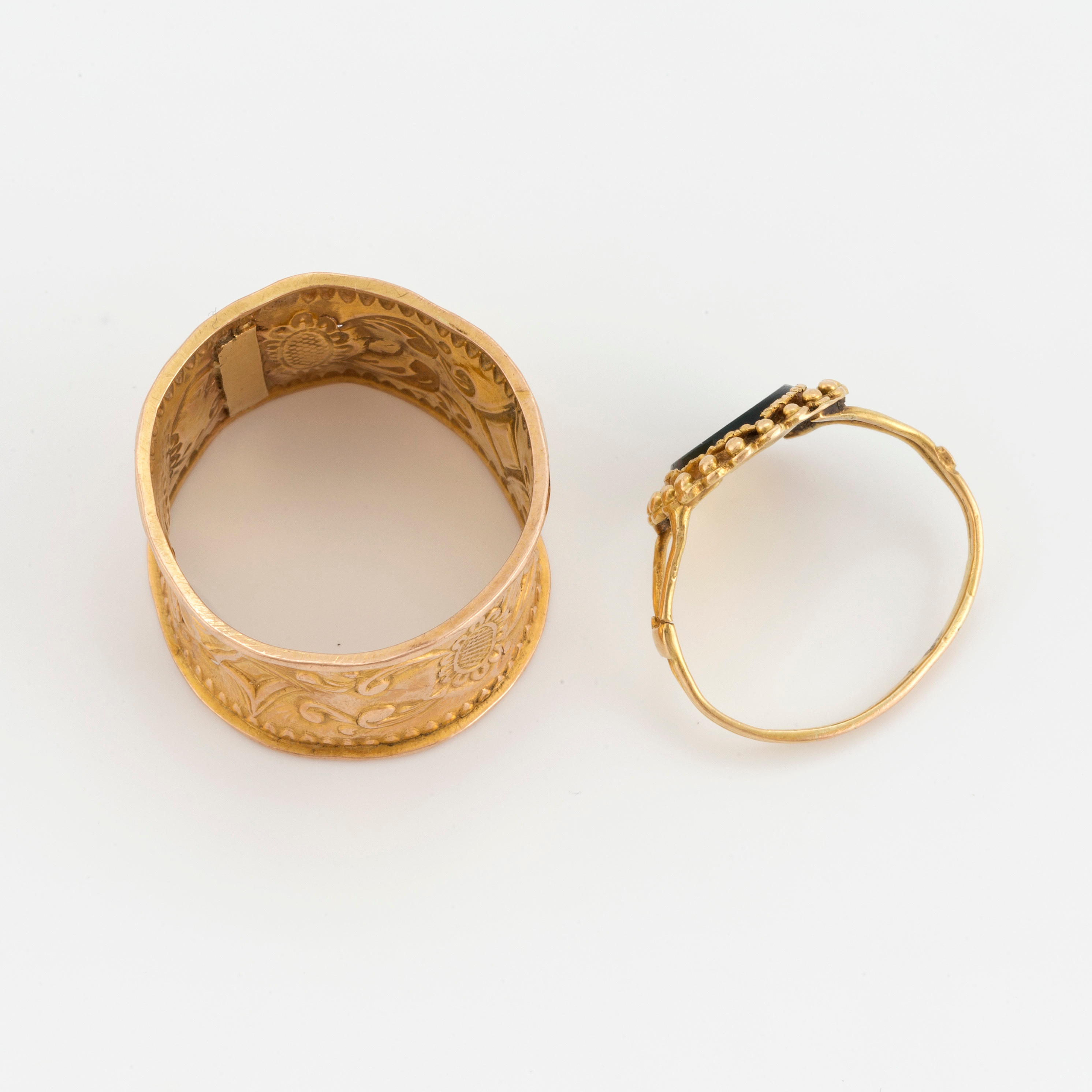 Two 18K gold rings. - Bukowskis