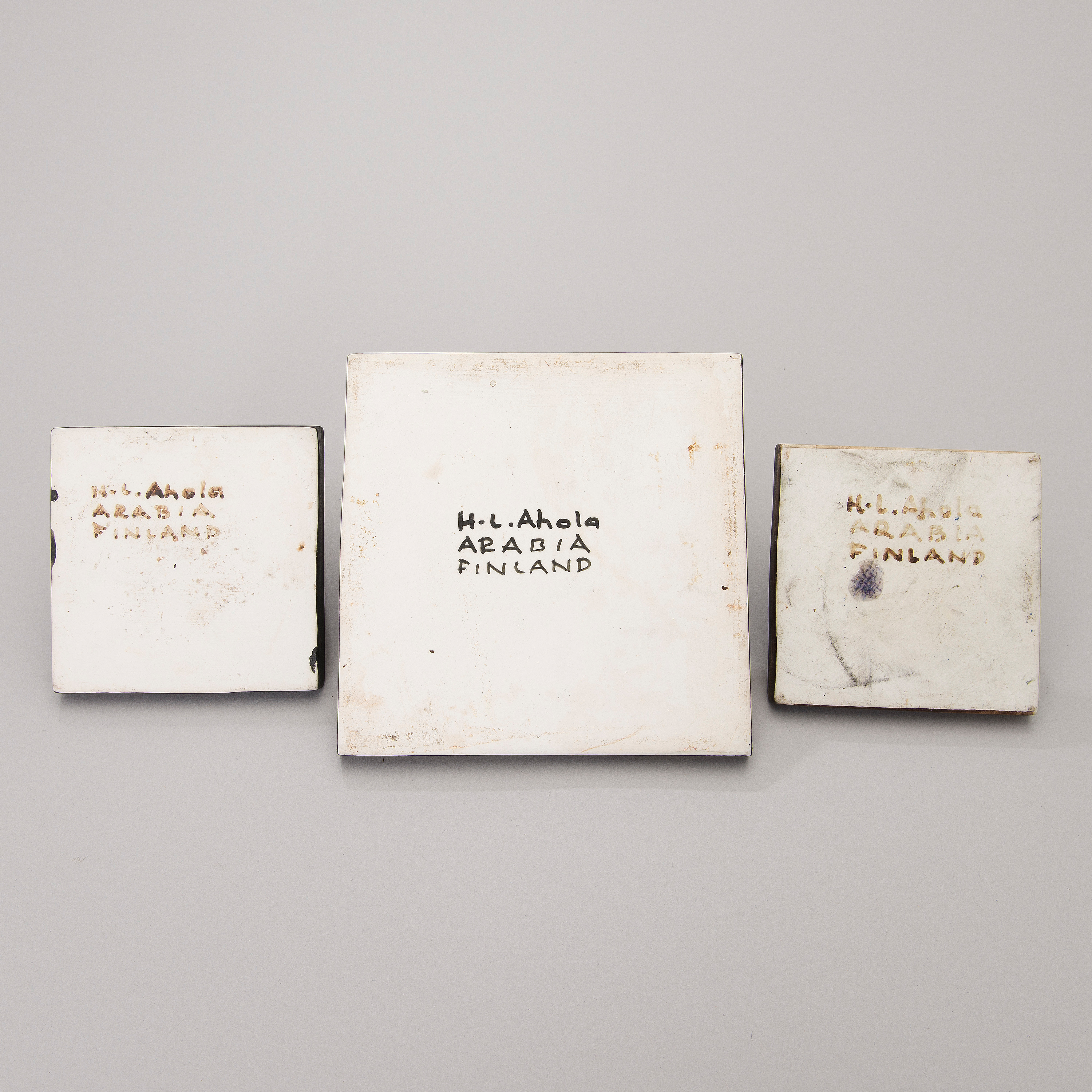 Three Ceramic Wall Plates signed H.L. Ahola ARABIA FINLAND. - Bukowskis