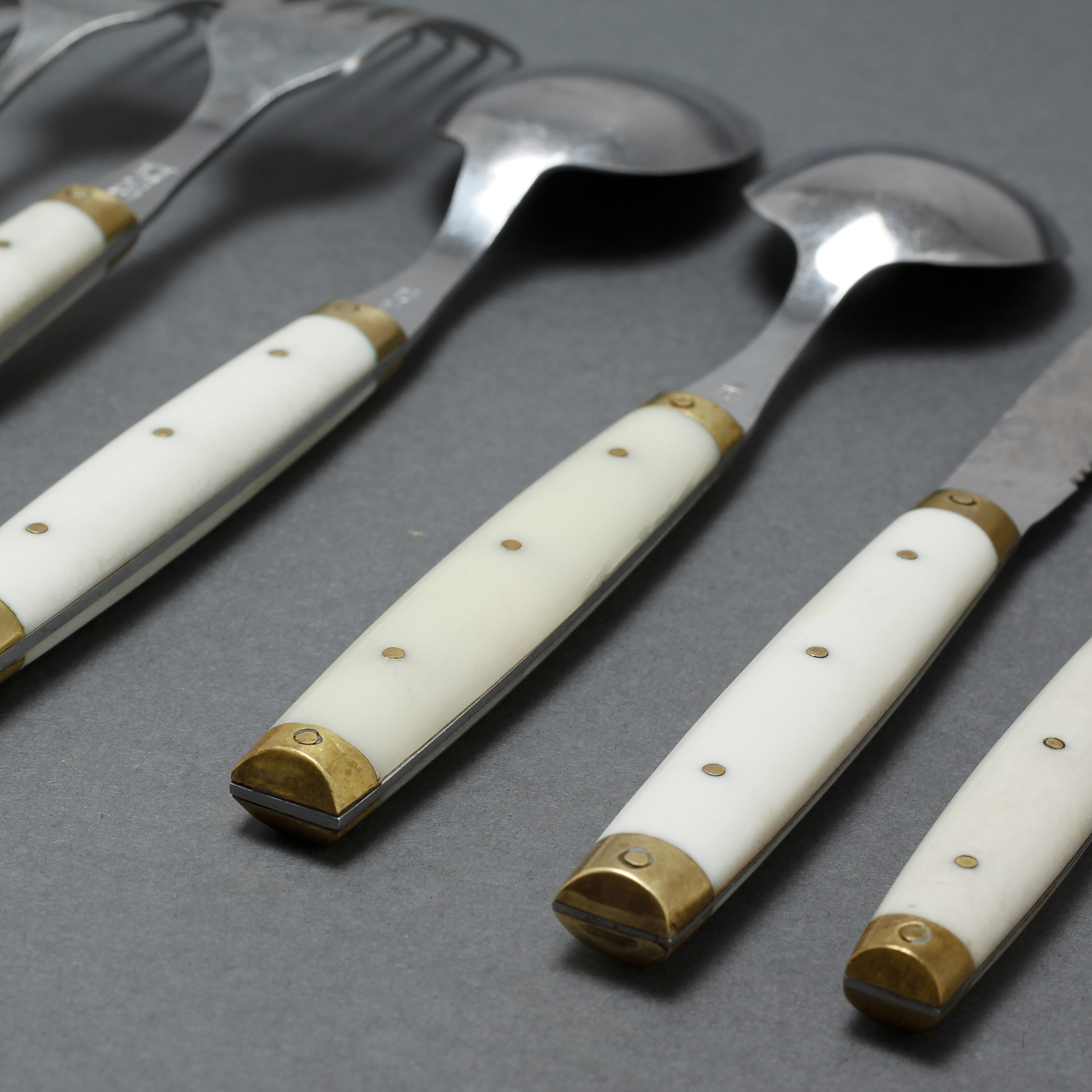 BESTICK, 49 snarlika delar, delvis Melron, Frankrike, 1900-talets andra ...