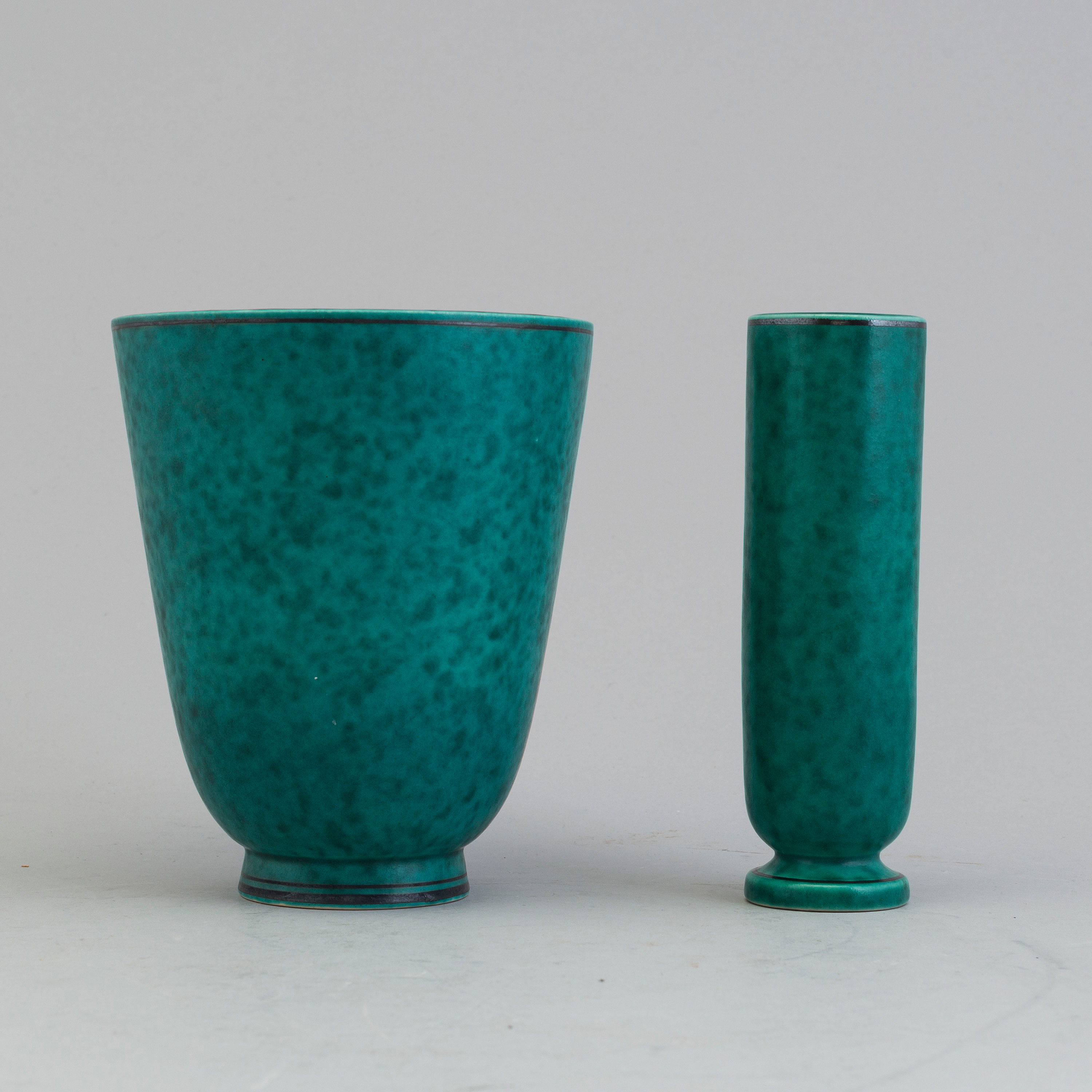 Two WILHELM KÅGE, 'Argenta' stoneware vase from Gustavsberg. - Bukowskis