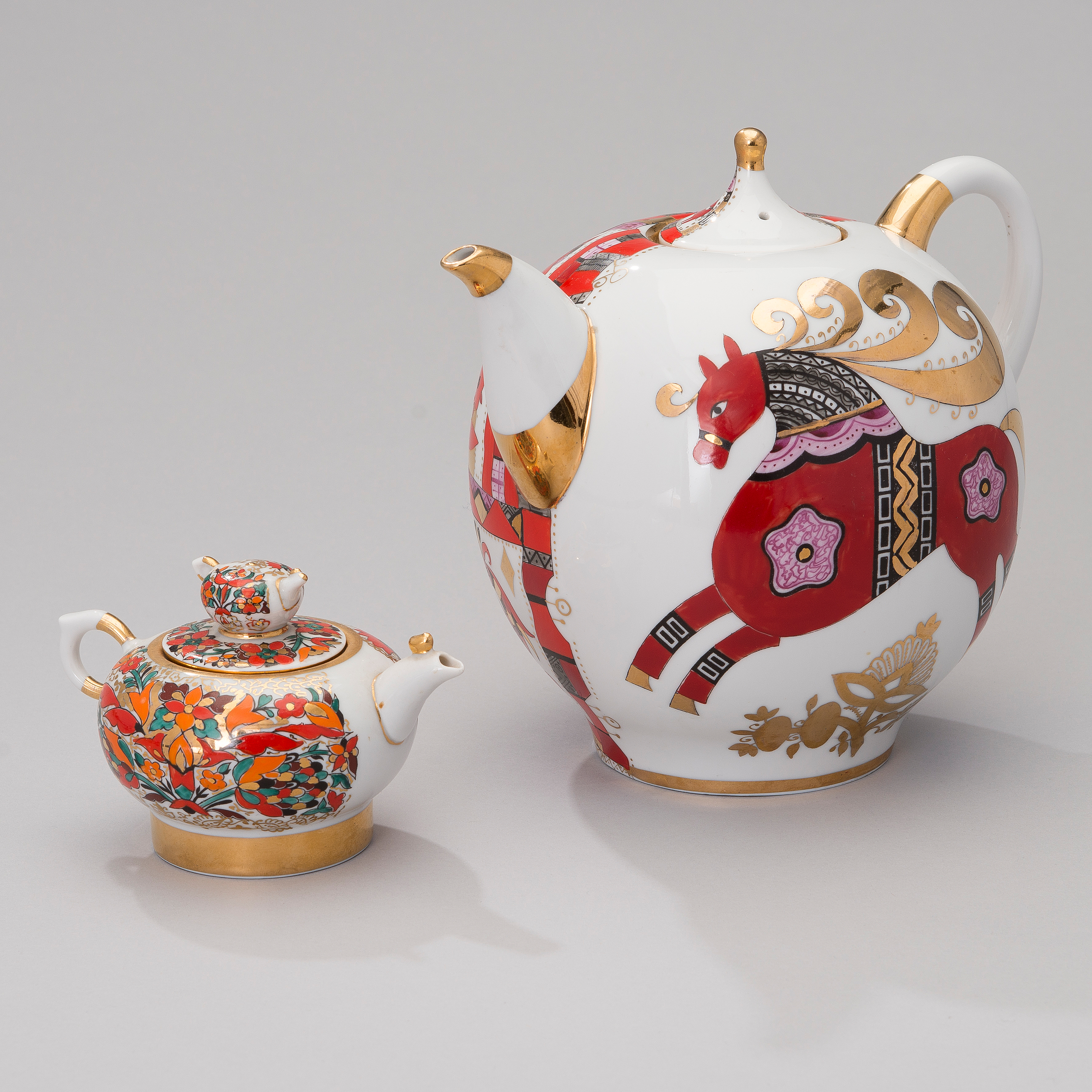 Two Lomonosov porcelain teapots, Soviet Union. - Bukowskis