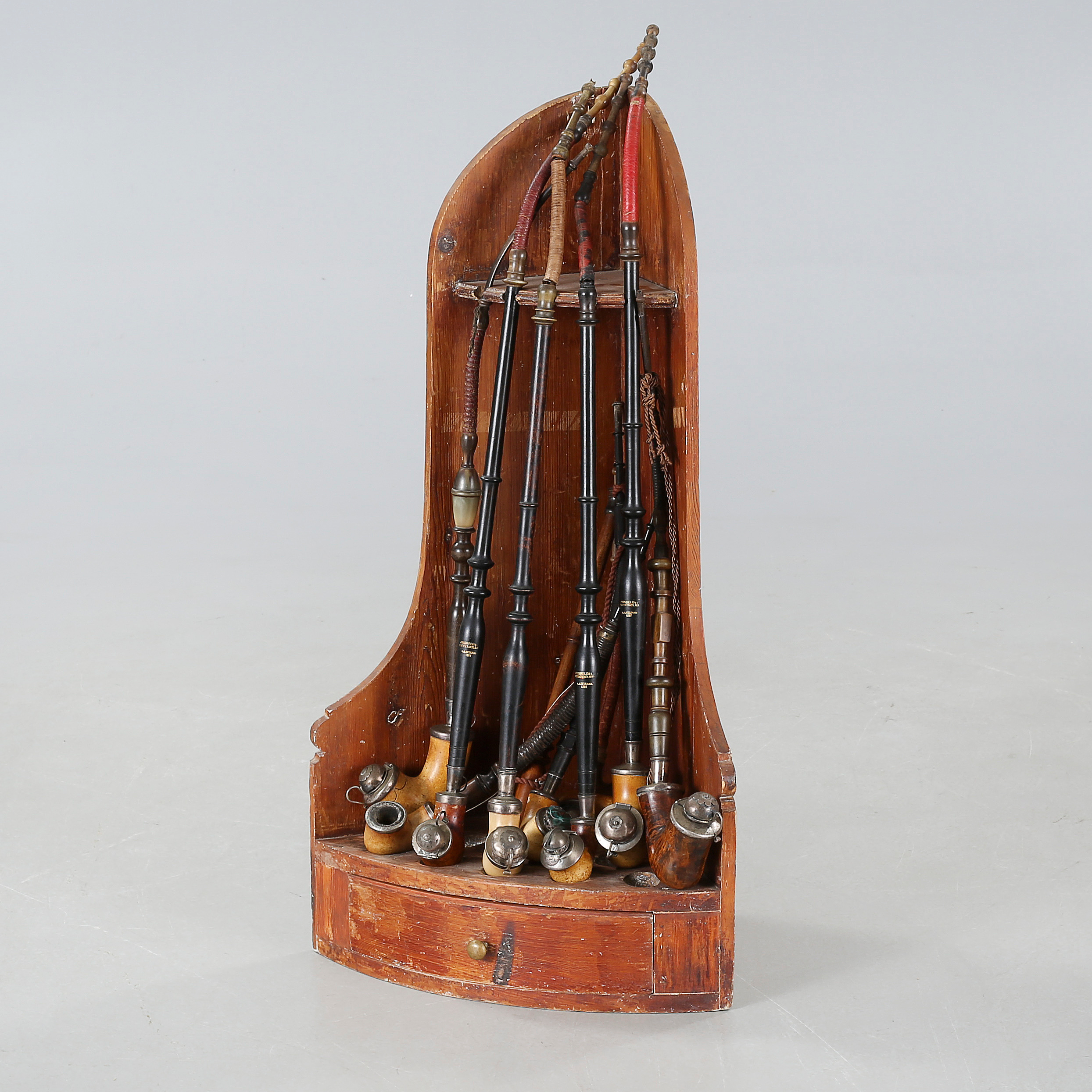 A 19th century pipe-rack with ten pipes and accessories. - Bukowskis