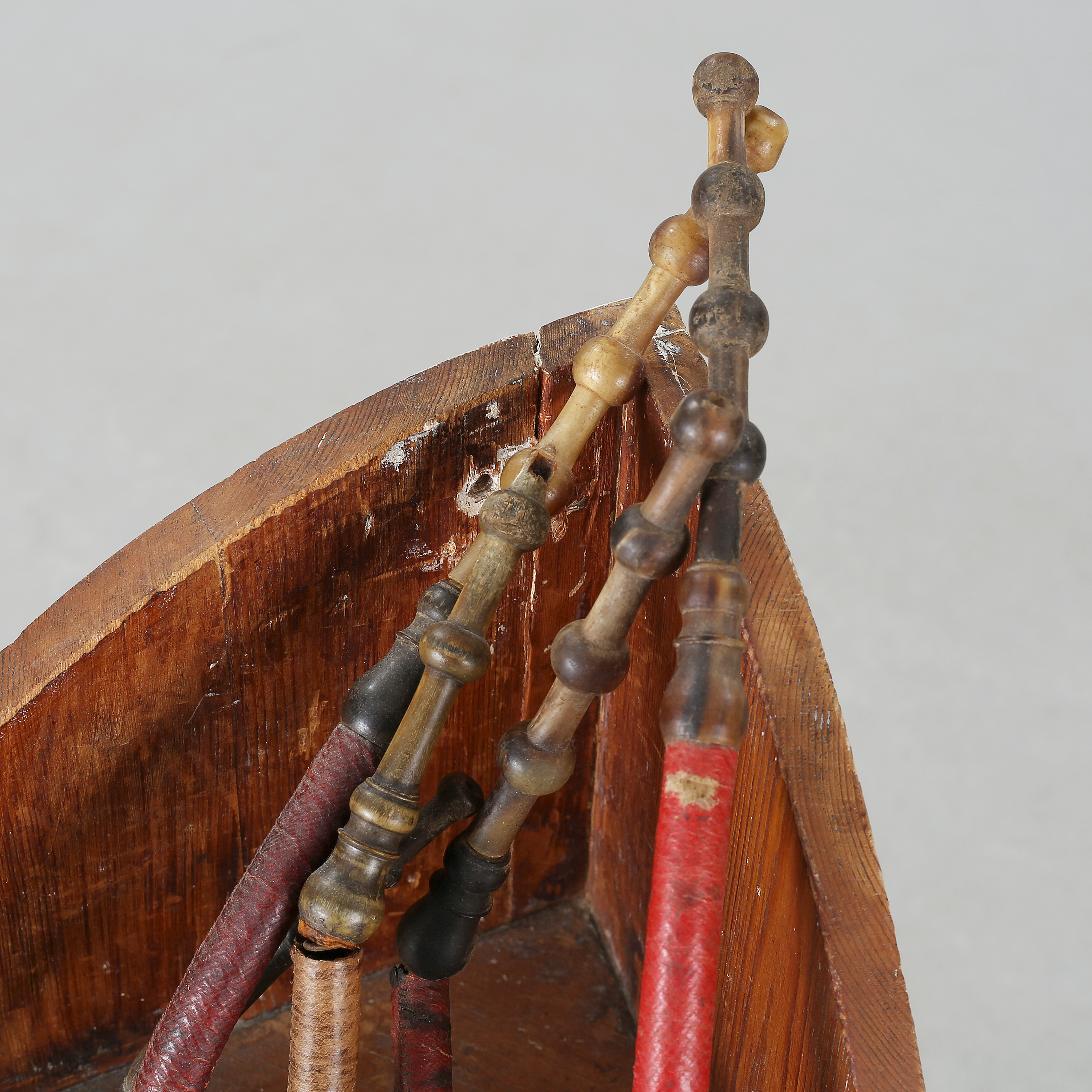 A 19th century pipe-rack with ten pipes and accessories. - Bukowskis