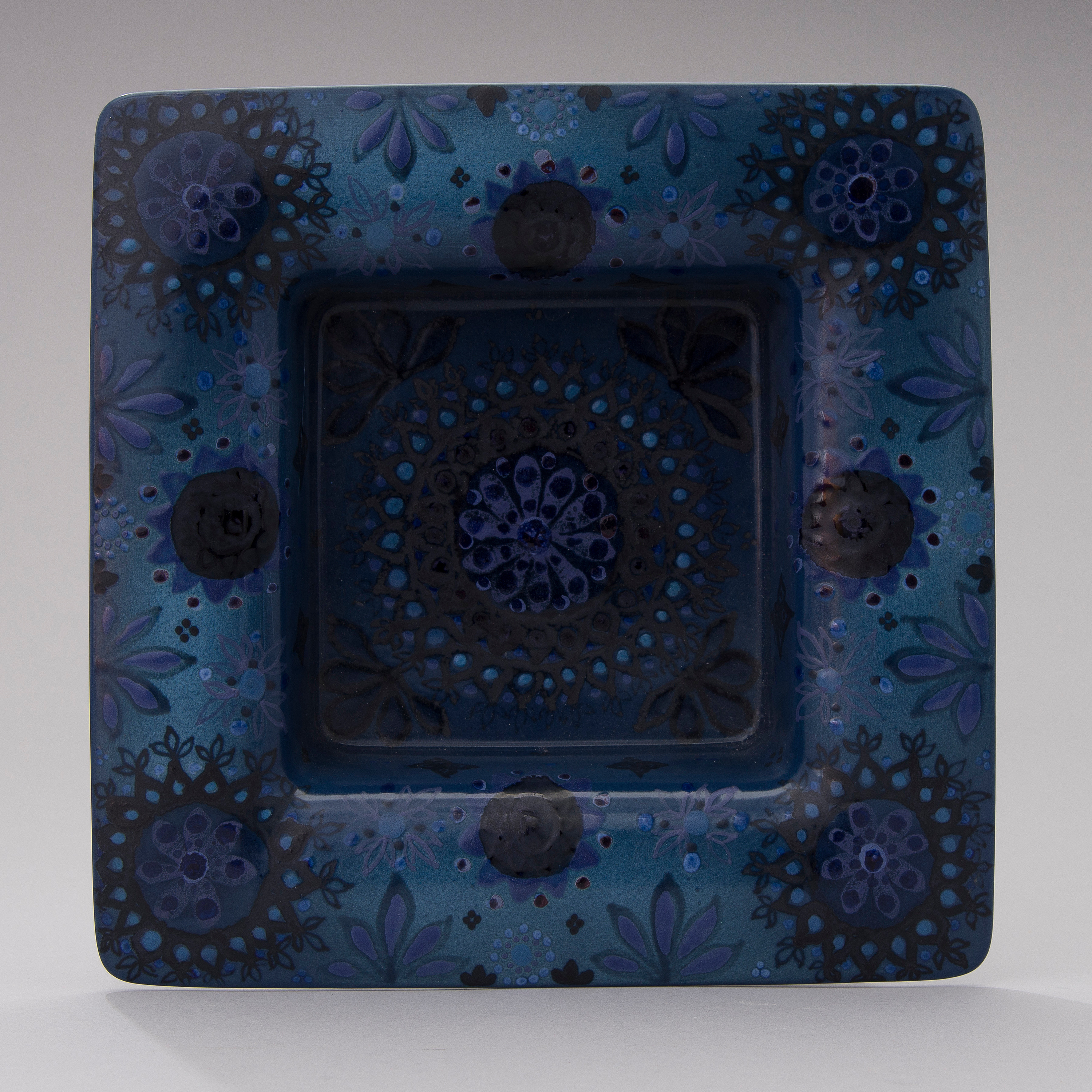 A Ceramic Dish, signed H.L. Ahola ARABIA FINLAND. - Bukowskis