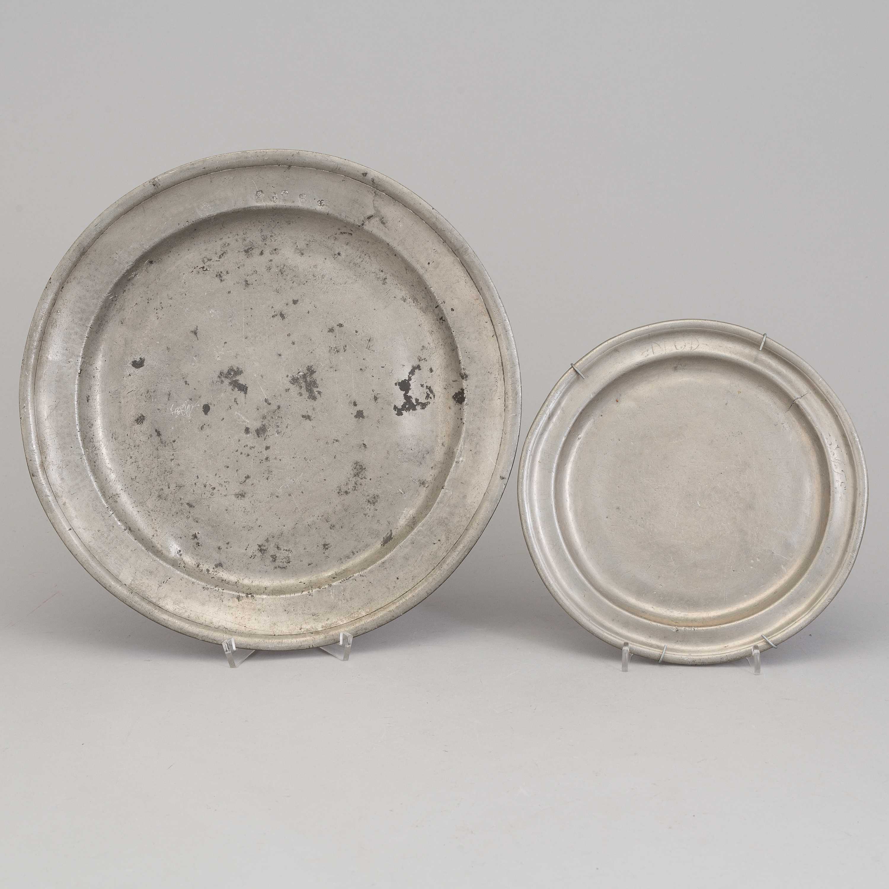 A mixed lot of nine 18th century pewter dishes. - Bukowskis