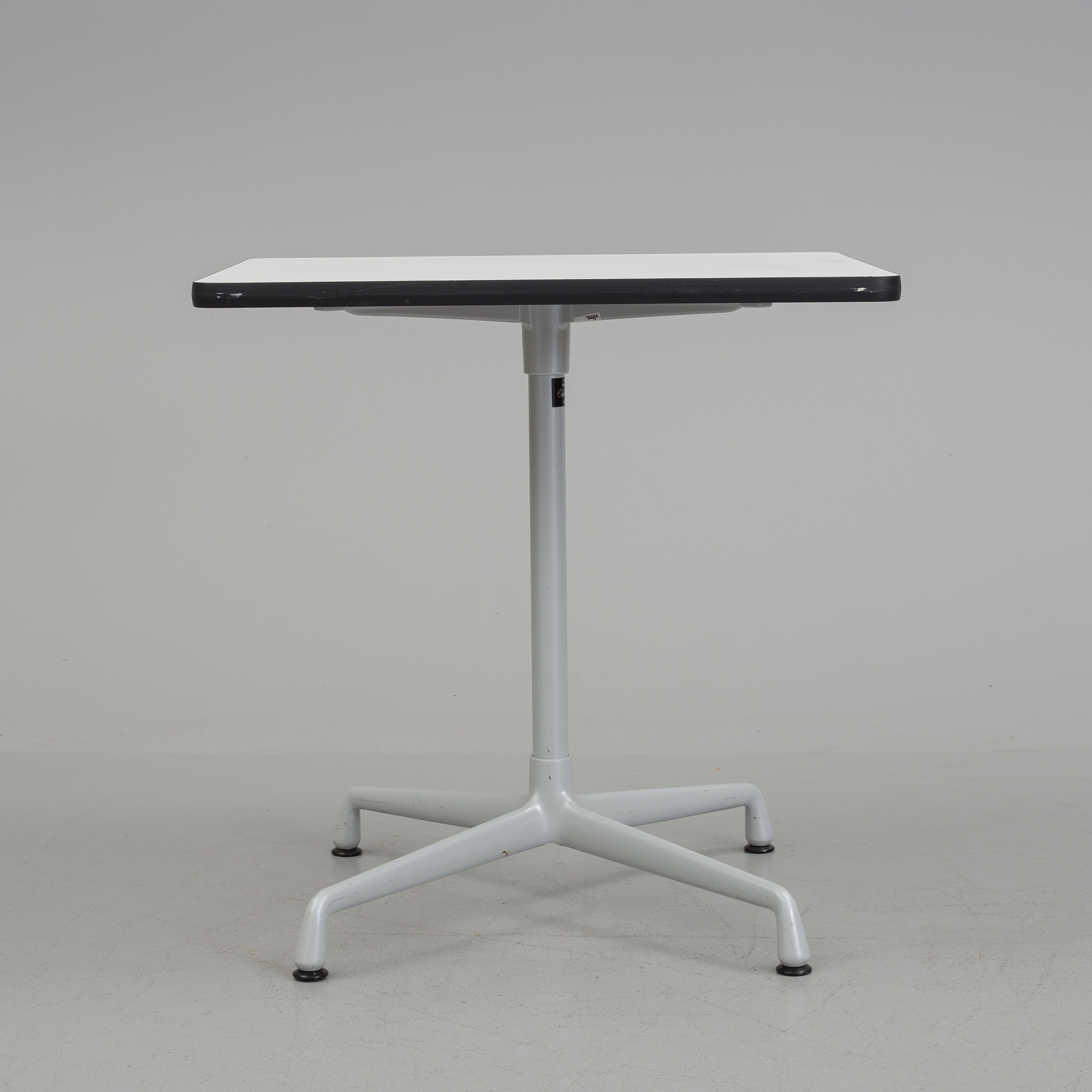 CHARLES & RAY EAMES, bord, "aluminium group", Vitra. - Bukowskis