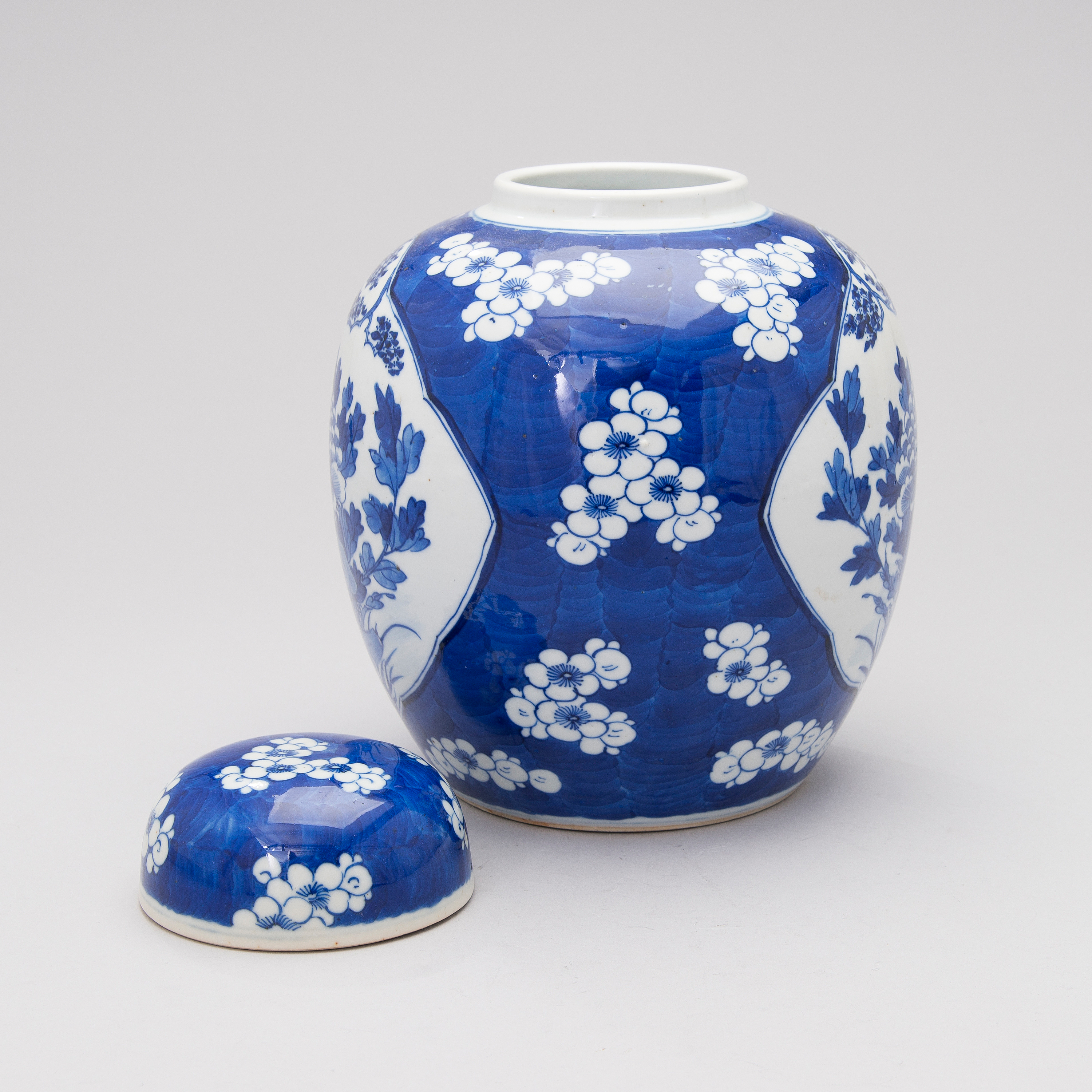 A Chinese porcelain ginger jar from the end of the 19th century ...