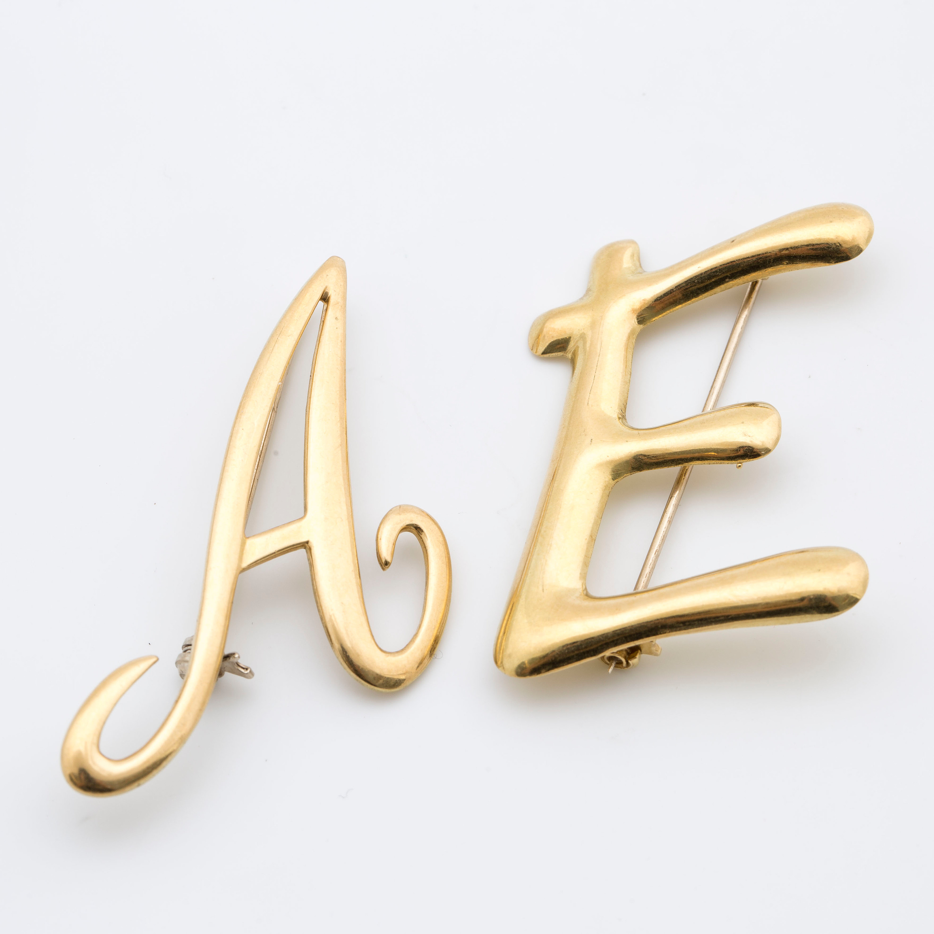 A pair of brooches with initials 'A E'. - Bukowskis