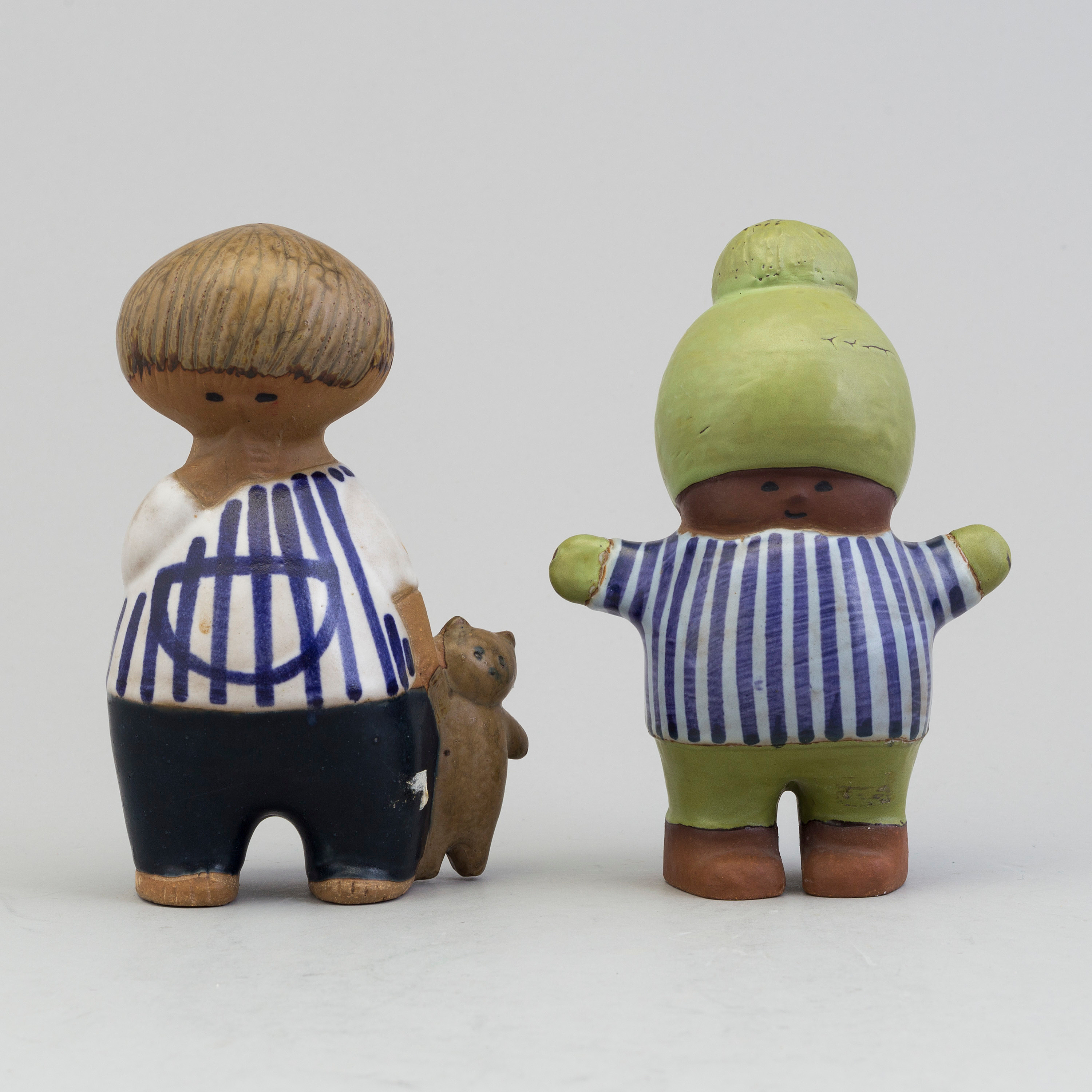 LISA LARSON, two stoneware figurines from Gustavsberg. - Bukowskis