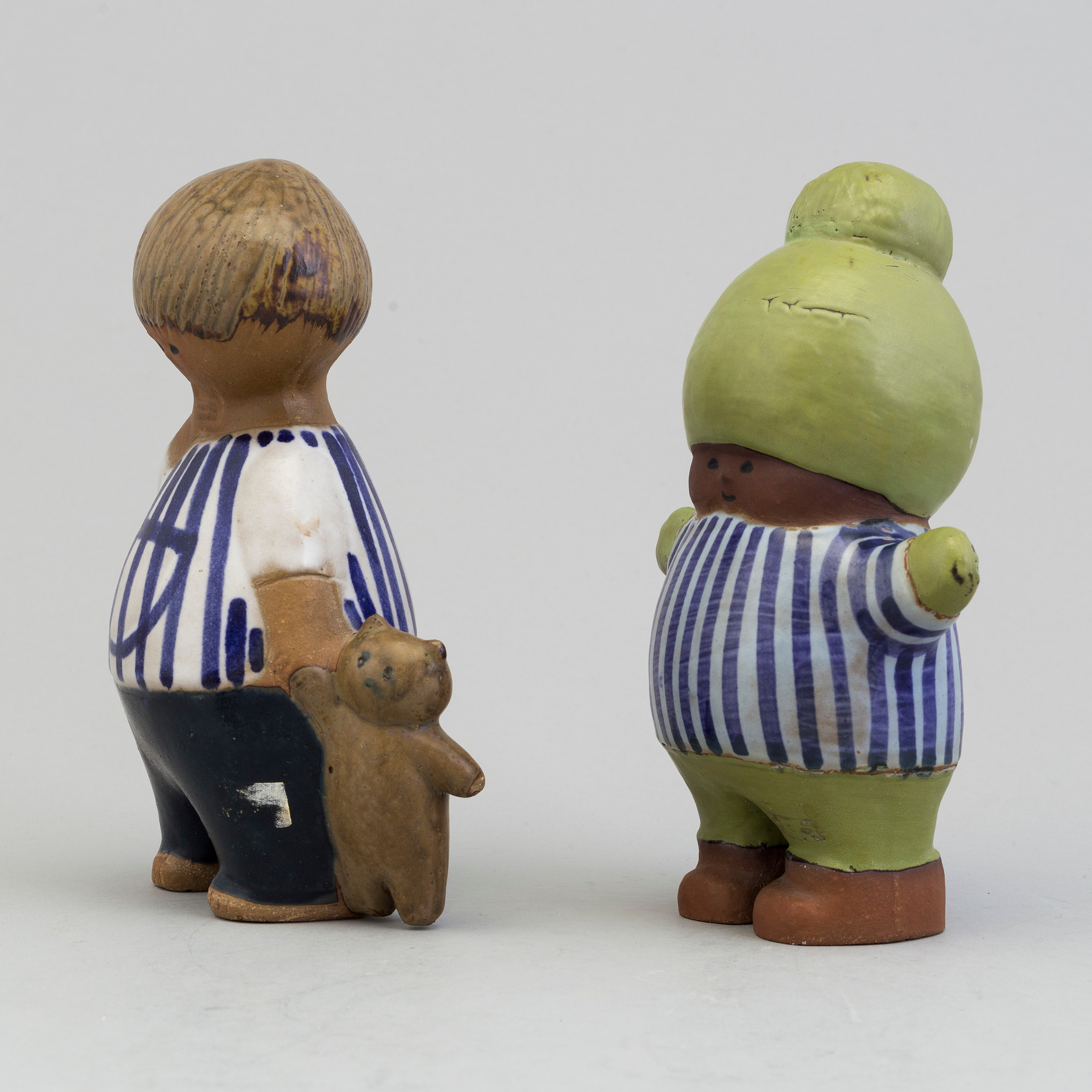 LISA LARSON, figuriner, 2 st, stengods, ur "Larsons ungar", Gustavsberg. - Bukowskis