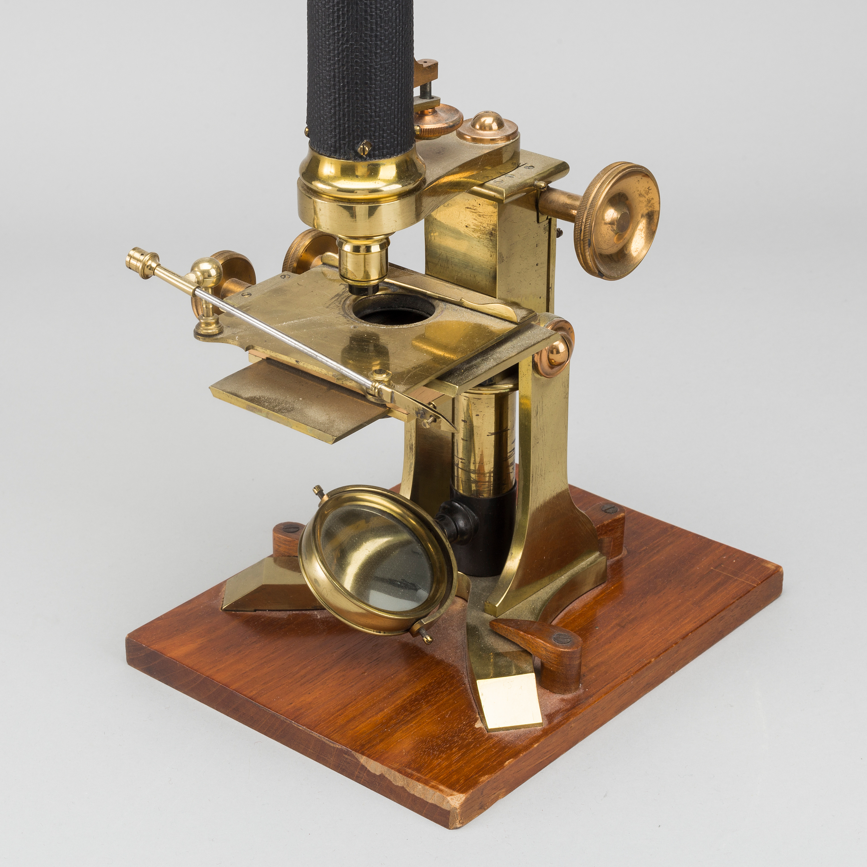 A Newton monocular microscope, mid 1800's. - Bukowskis