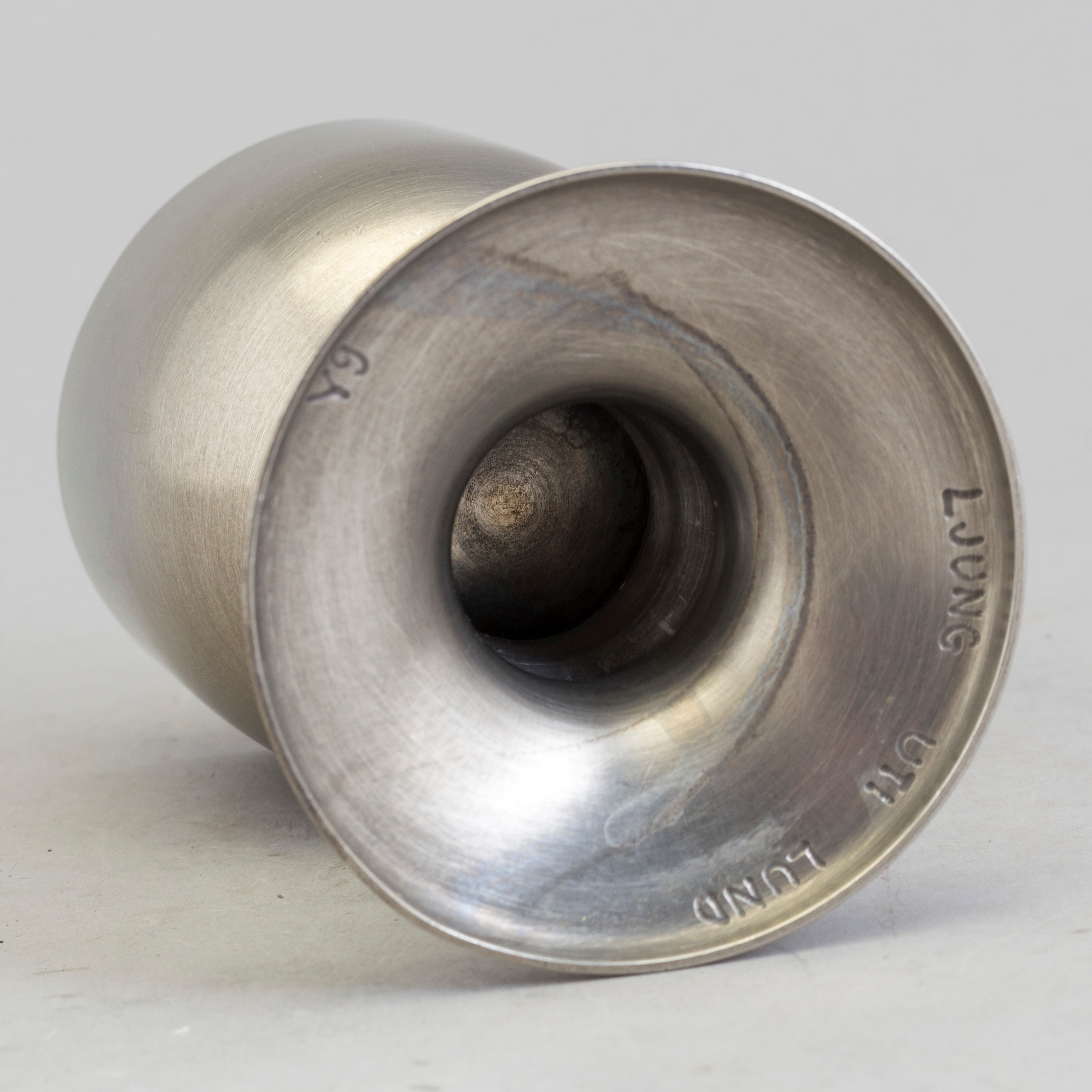 12 BEAKERS AND 12 PLATES, pewter, Ljung uti Lund, 1970s. - Bukowskis