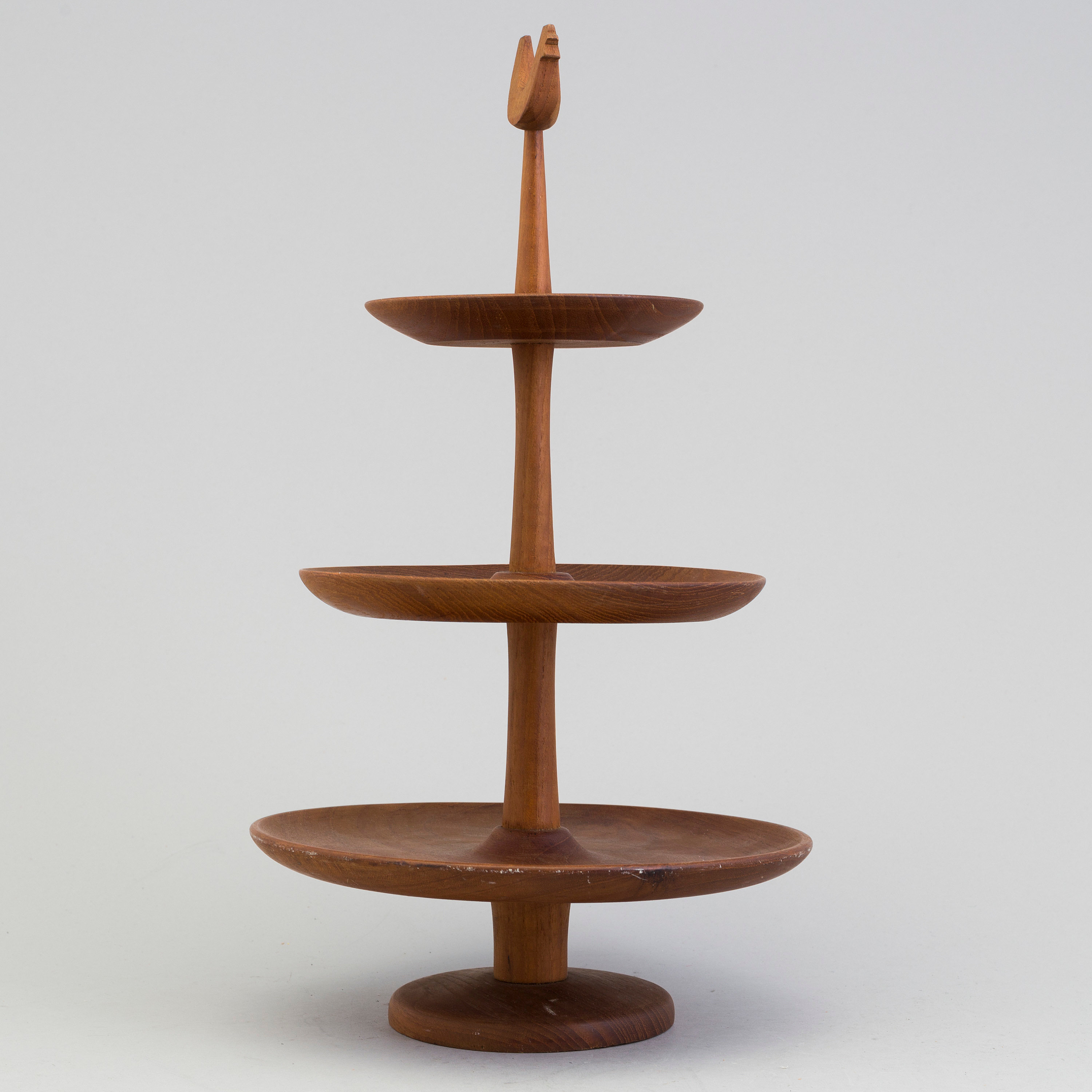 A TEAK CAKE STAND, 1950/60. - Bukowskis