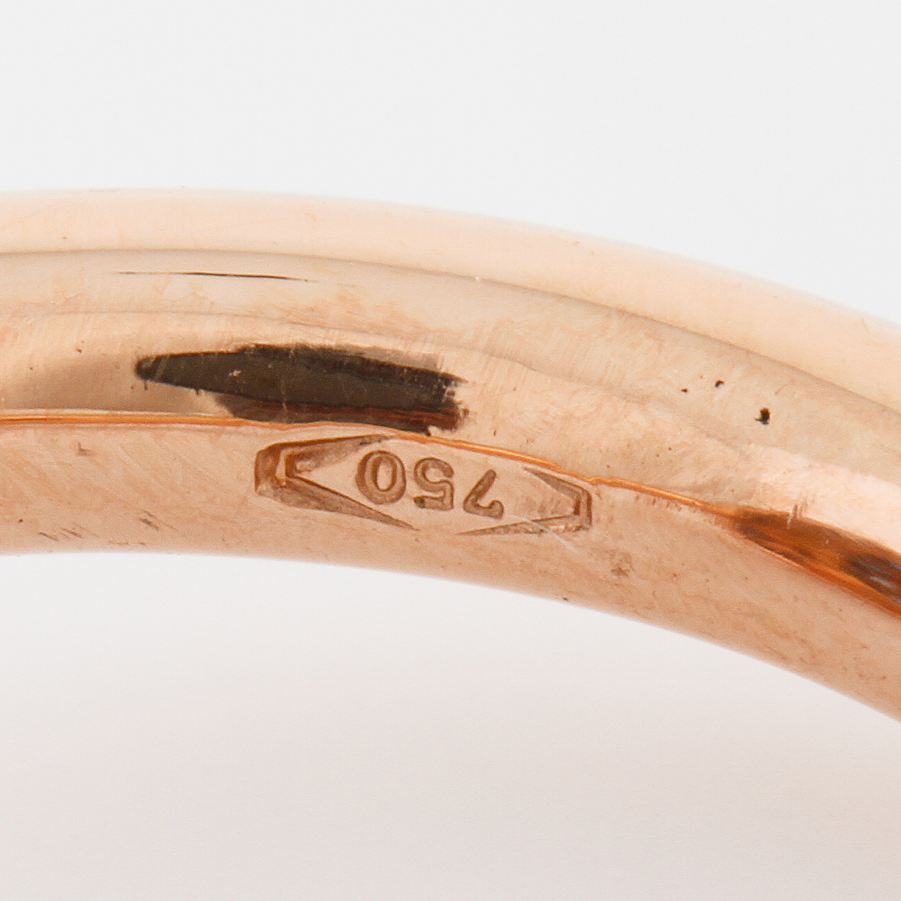 A sapphire ring with Italian hallmarks from Rome, Italy. - Bukowskis