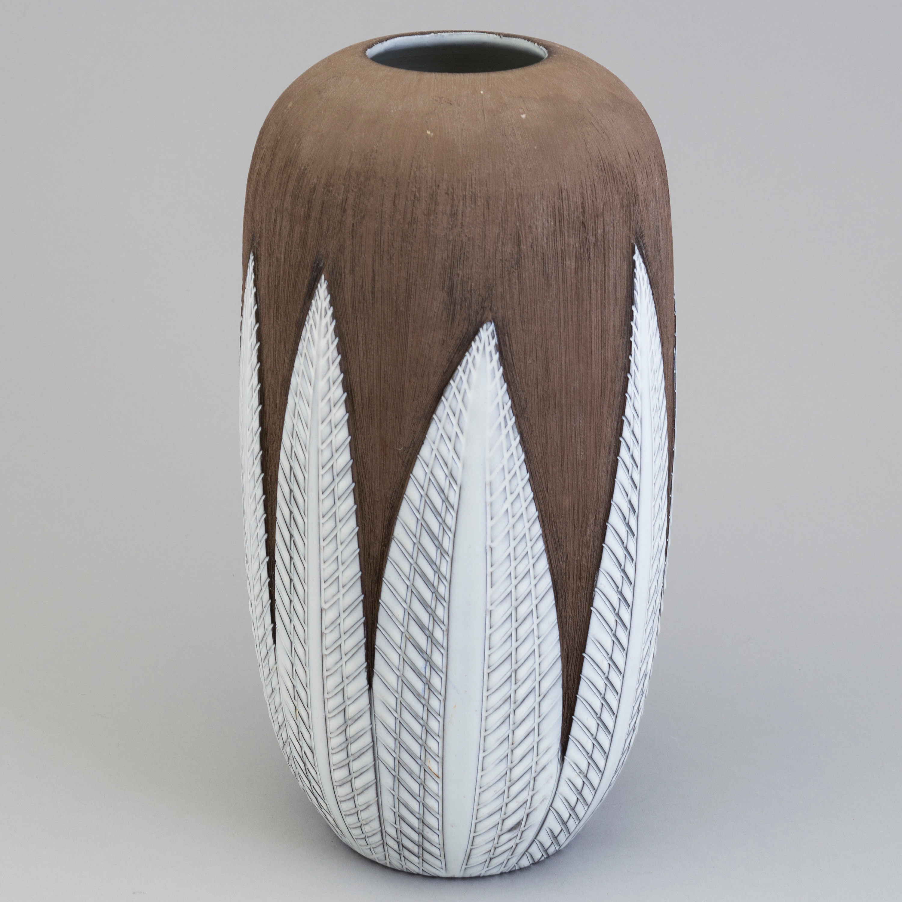 An earthenware vase, "Paprika", Anna-Lisa Thomson, Upsala Ekeby, mid 20th century. - Bukowskis